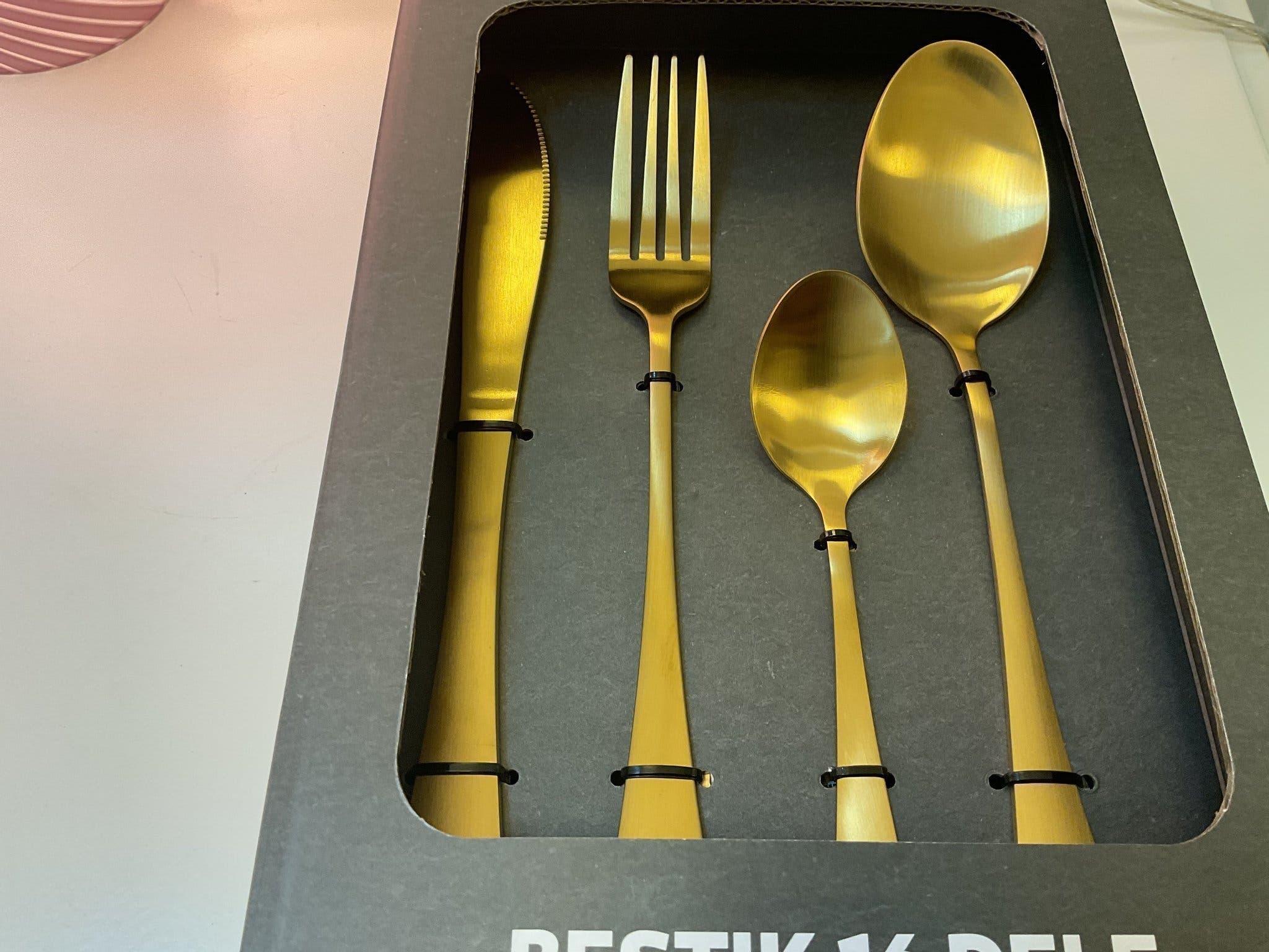 Se produkter, der ligner Bestik sæt i guld farve med .. på Tradera ...