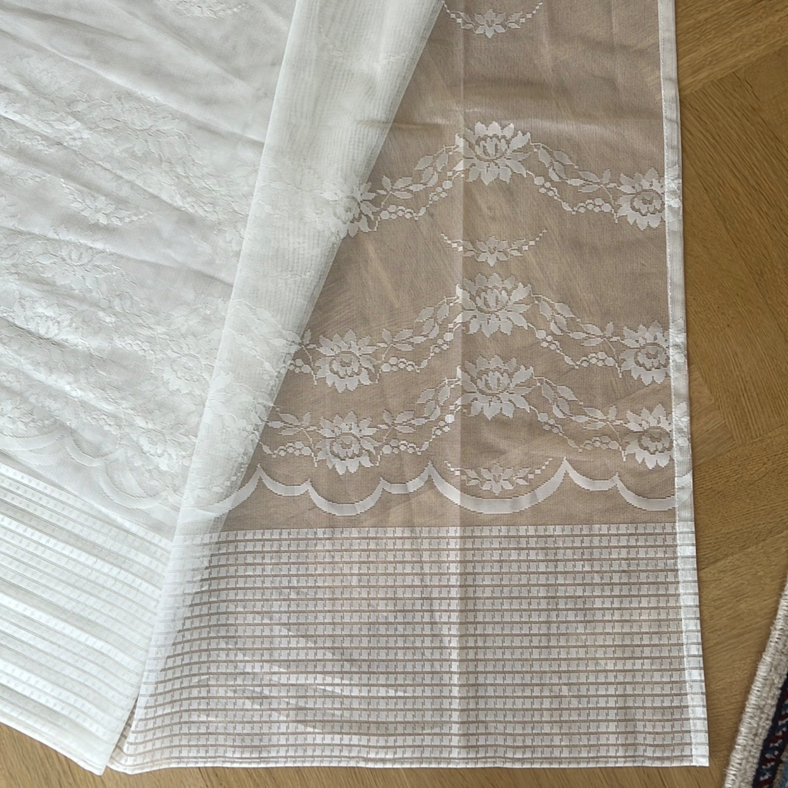 Retro. 2 gardinlängder med veckband i tunt tyg .. | Köp på Tradera ...