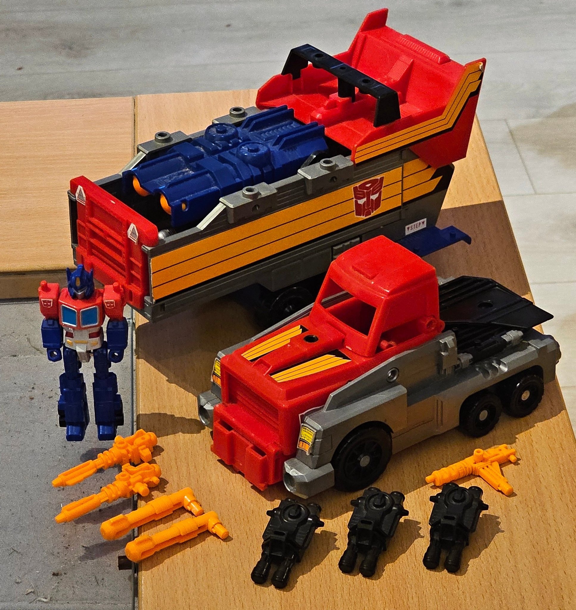 Transformers G1 ARMORED CONVOY & OPTIMUS PRIME .. | Köp på Tradera ...