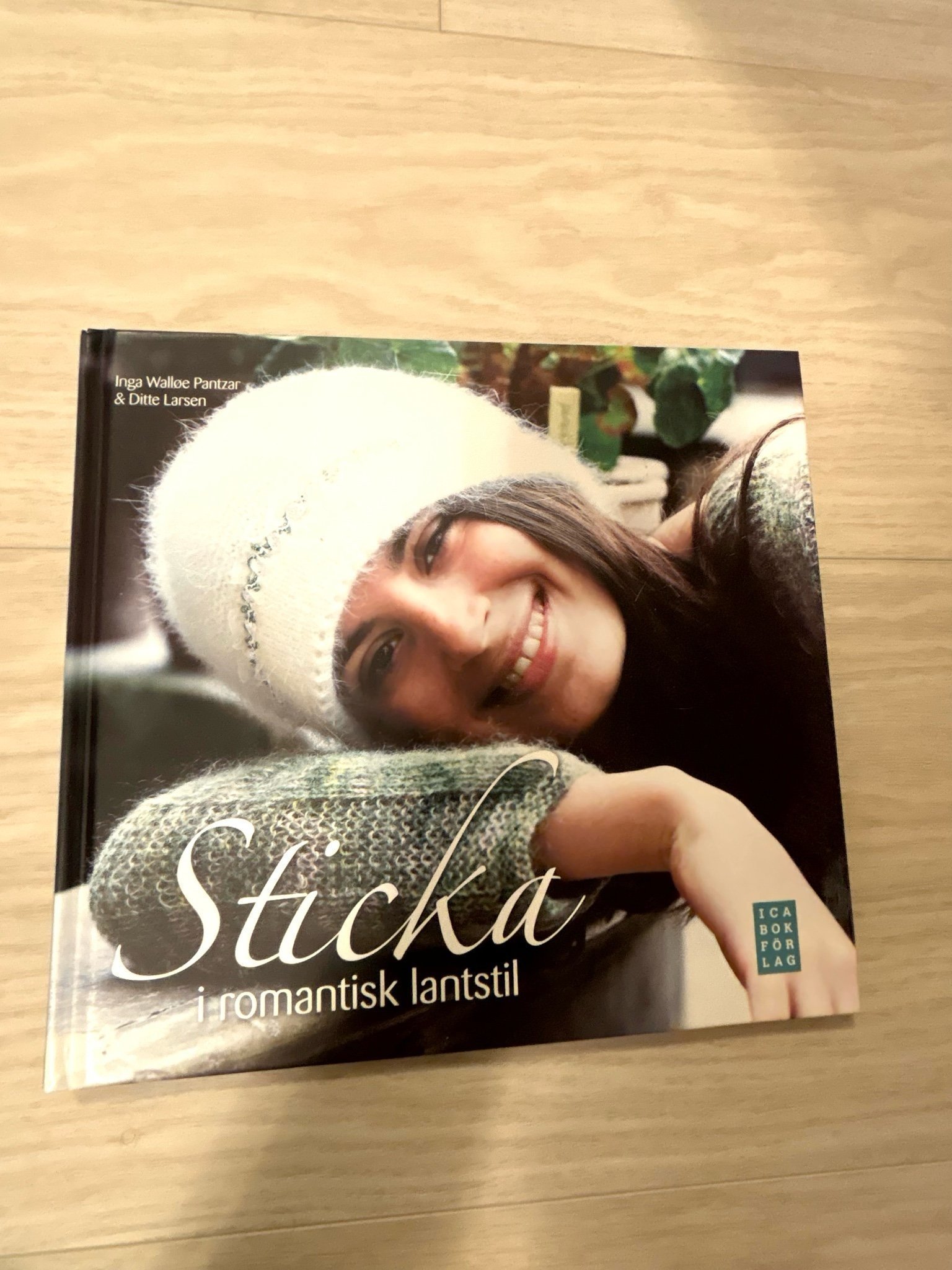 Sticka i romantisk lantsstil av Inga Walløe Pan.. | Köp på Tradera ...