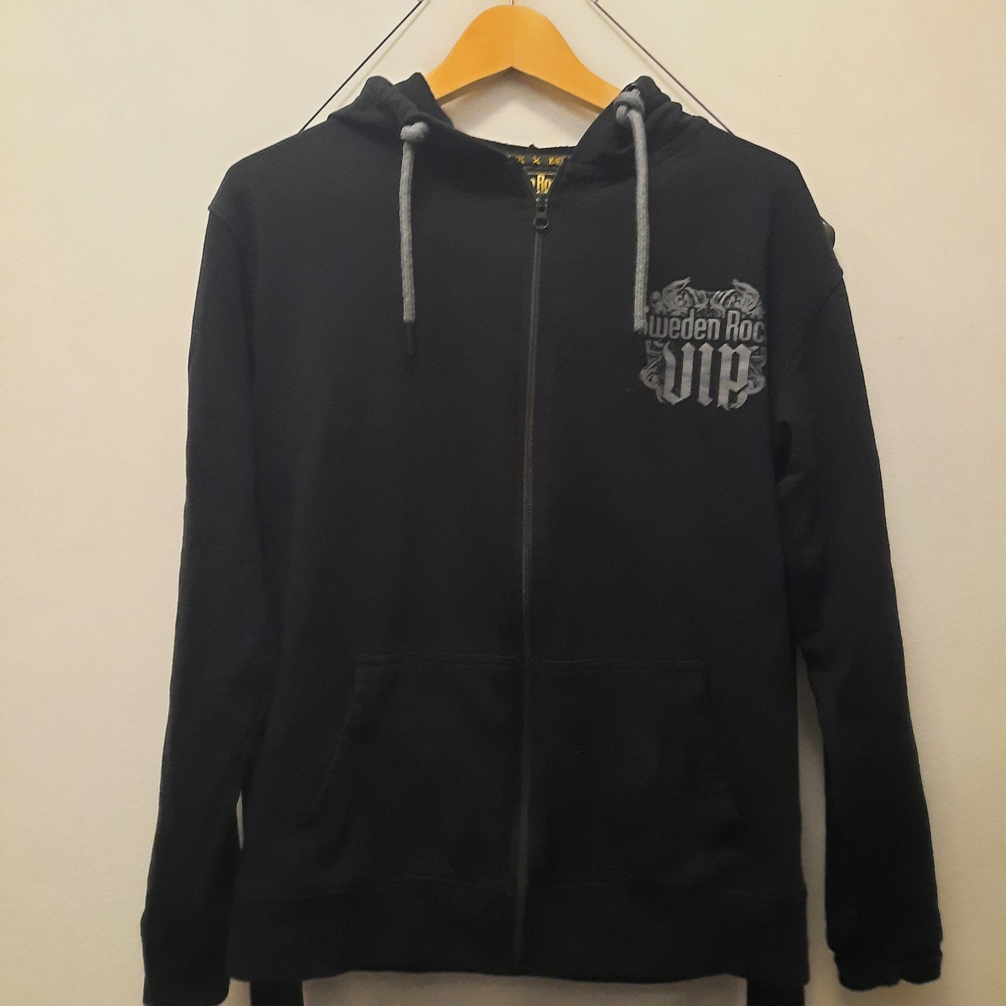 Se produkter som liknar Sweden Rock VIP hoodie 2023 på Tradera (635890276)