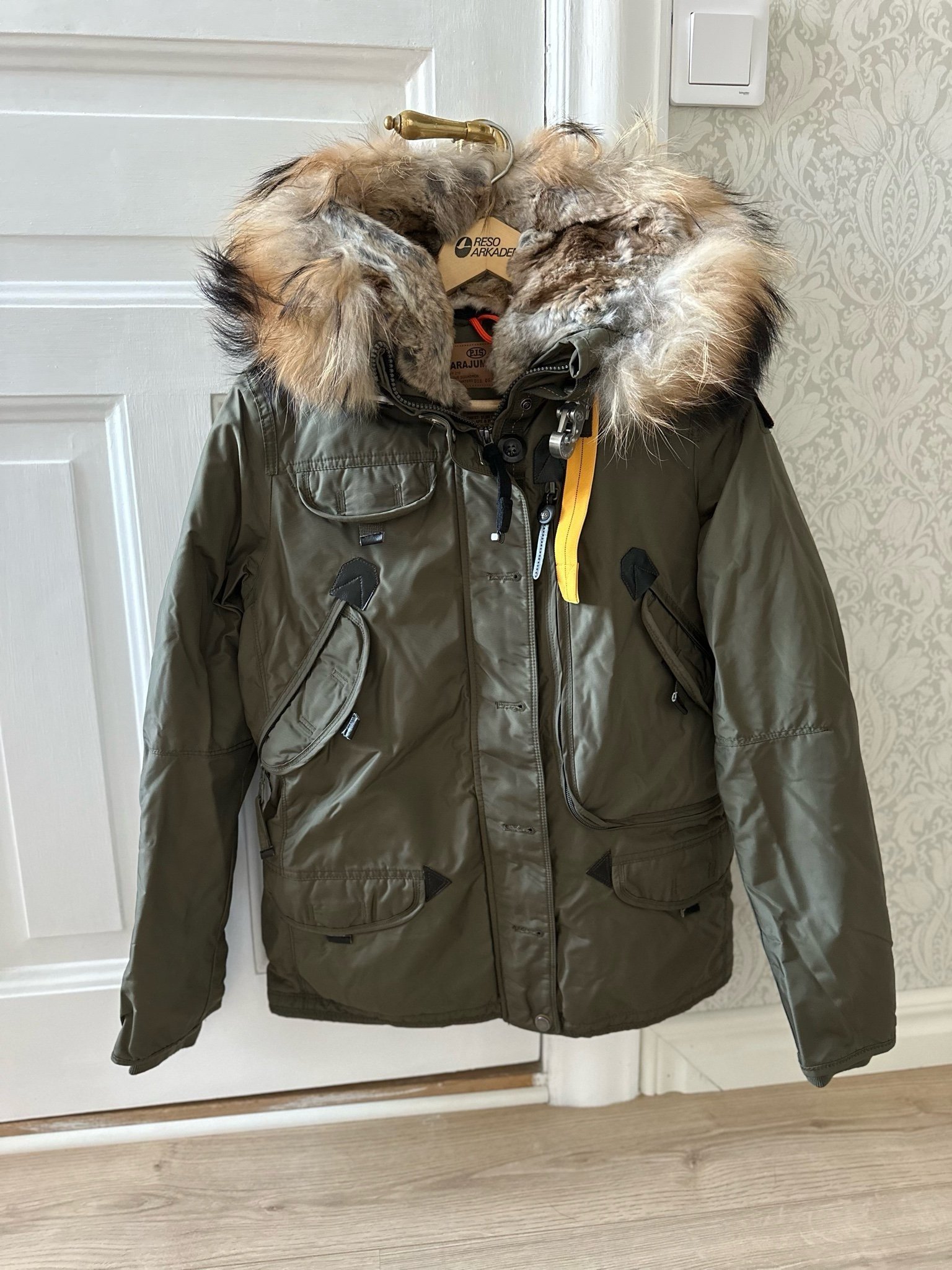 Parajumpers Masterpiece mörkgrön jacka med päls.. | Köp på Tradera ...