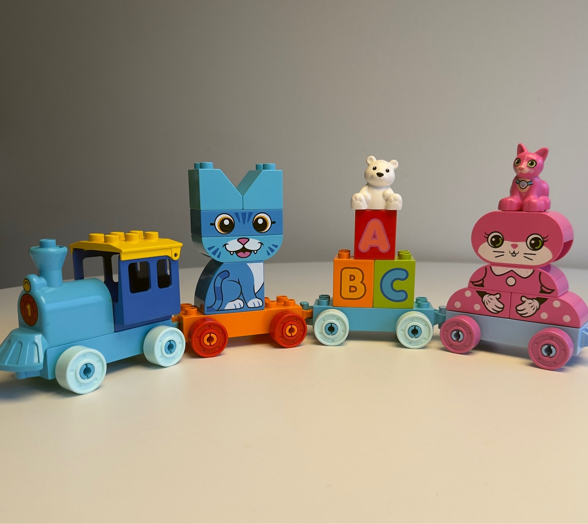 Tåg med roliga figurer och ABC | Köp på Tradera (711787642)