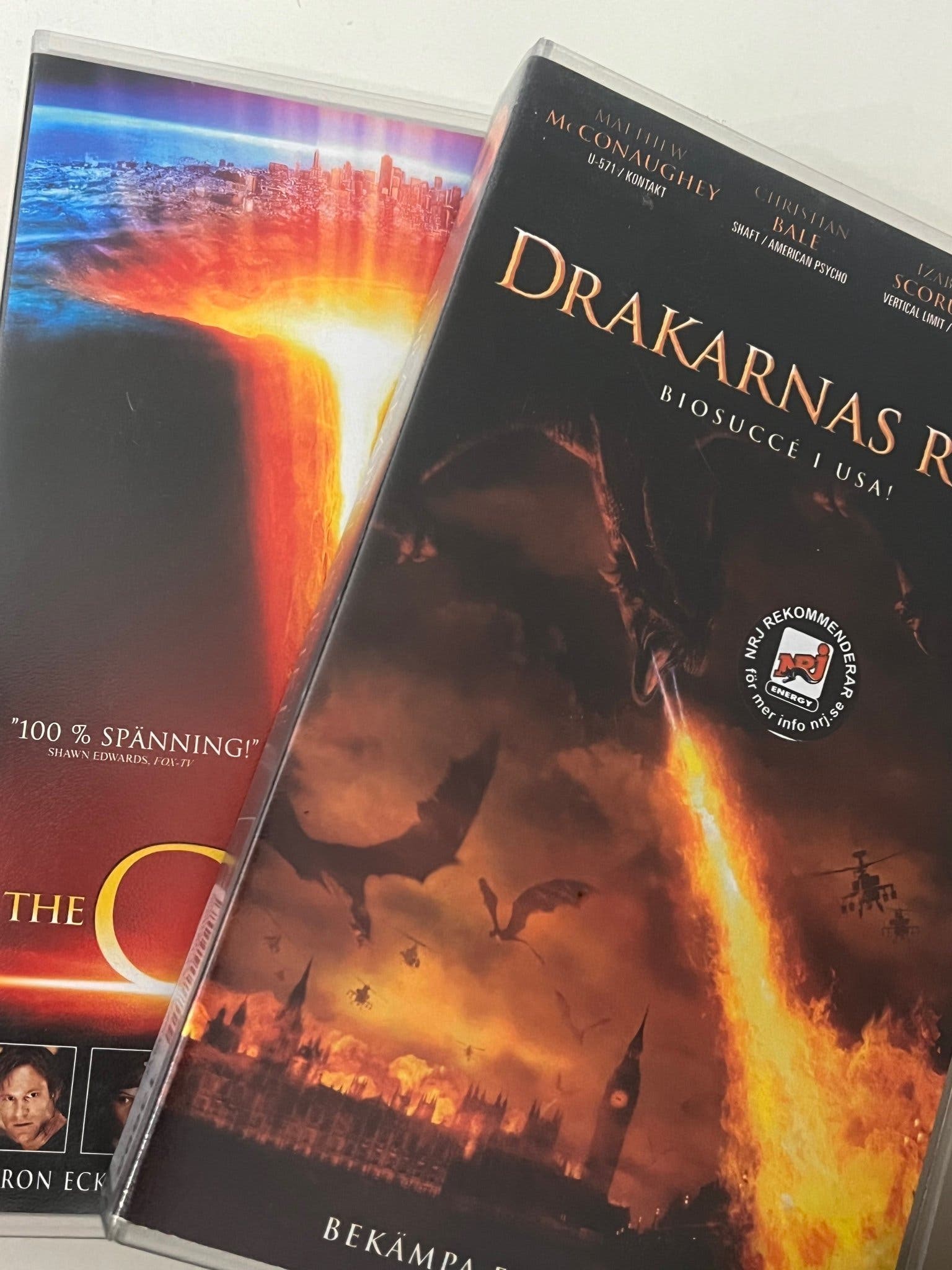 Se produkter som liknar Drakarnas Rike & The Core - VHS på Tradera ...