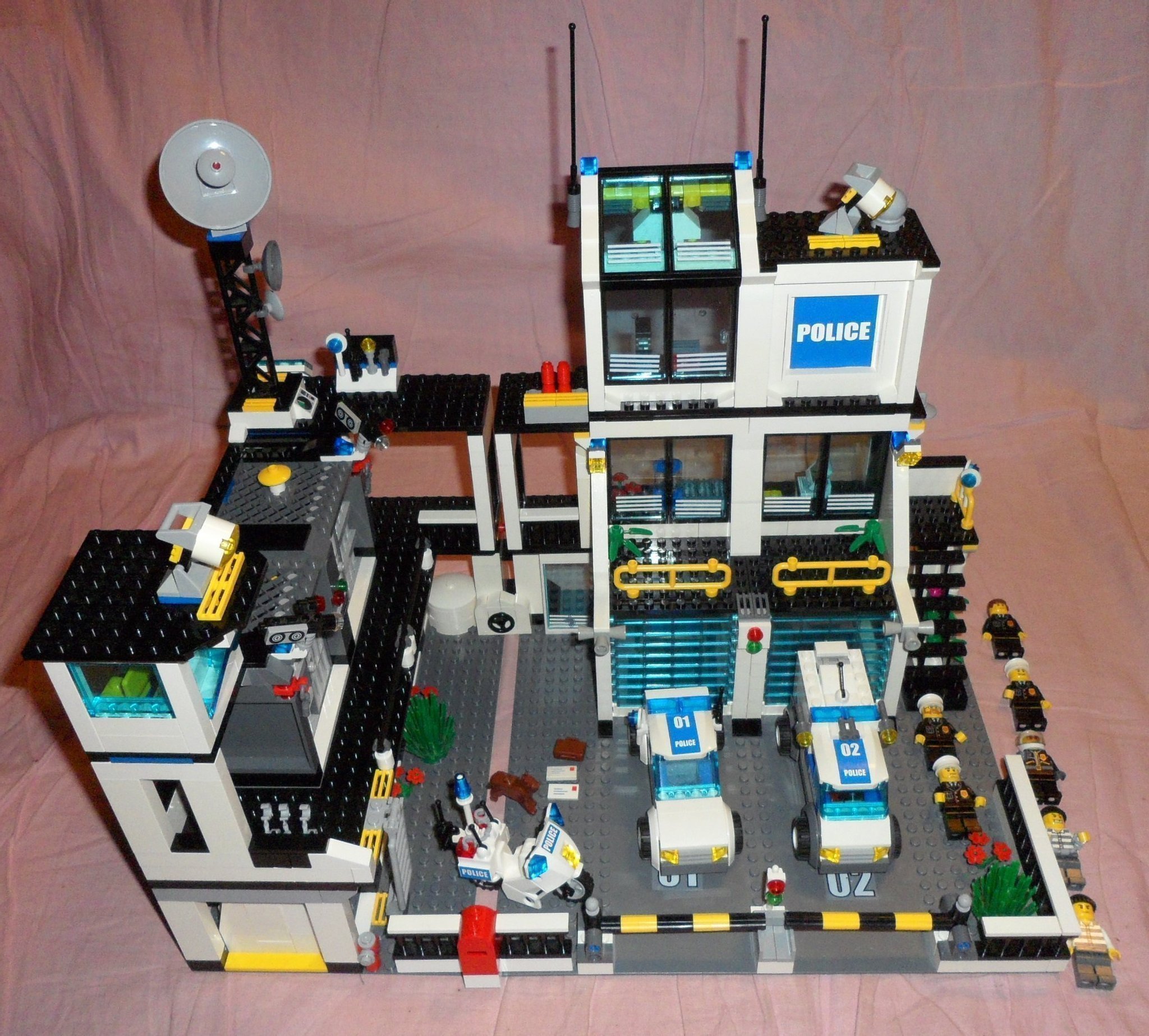 LEGO: City / Police Headquarters Set 7744 | Köp på Tradera (677015691)