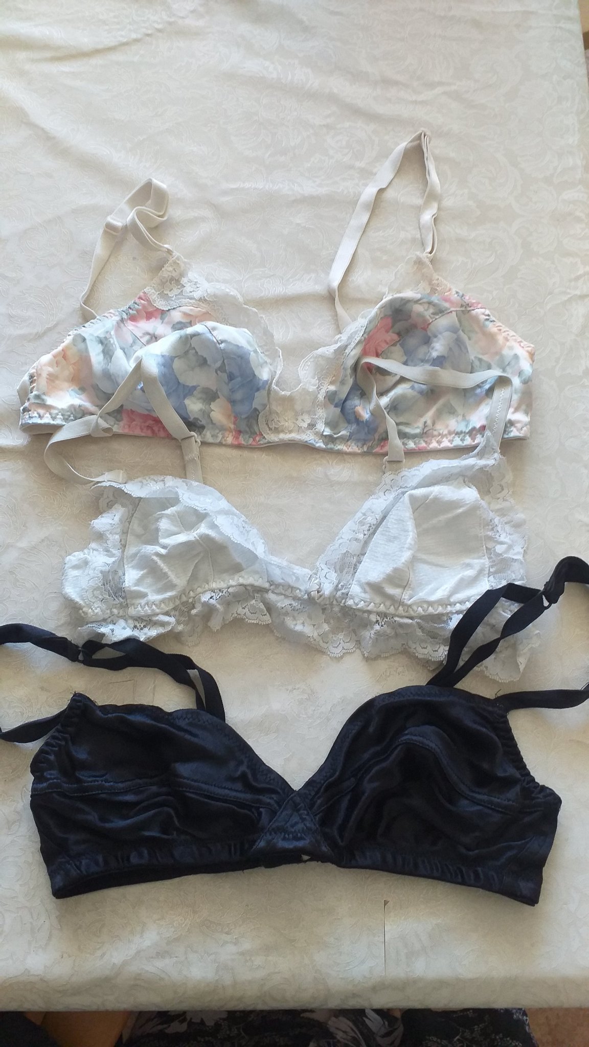 Bh-set med tre BH:ar retro stl 75B | Köp på Tradera (708861106)