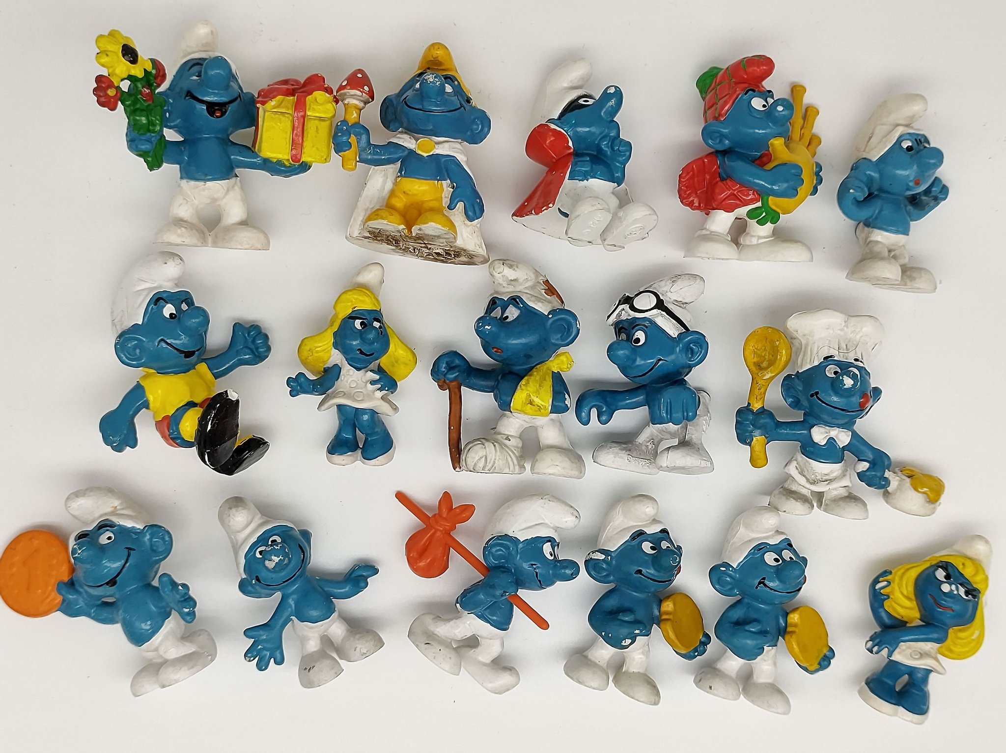 Ett gäng tidiga smurfar i olika skick. | Köp på Tradera (711360240)