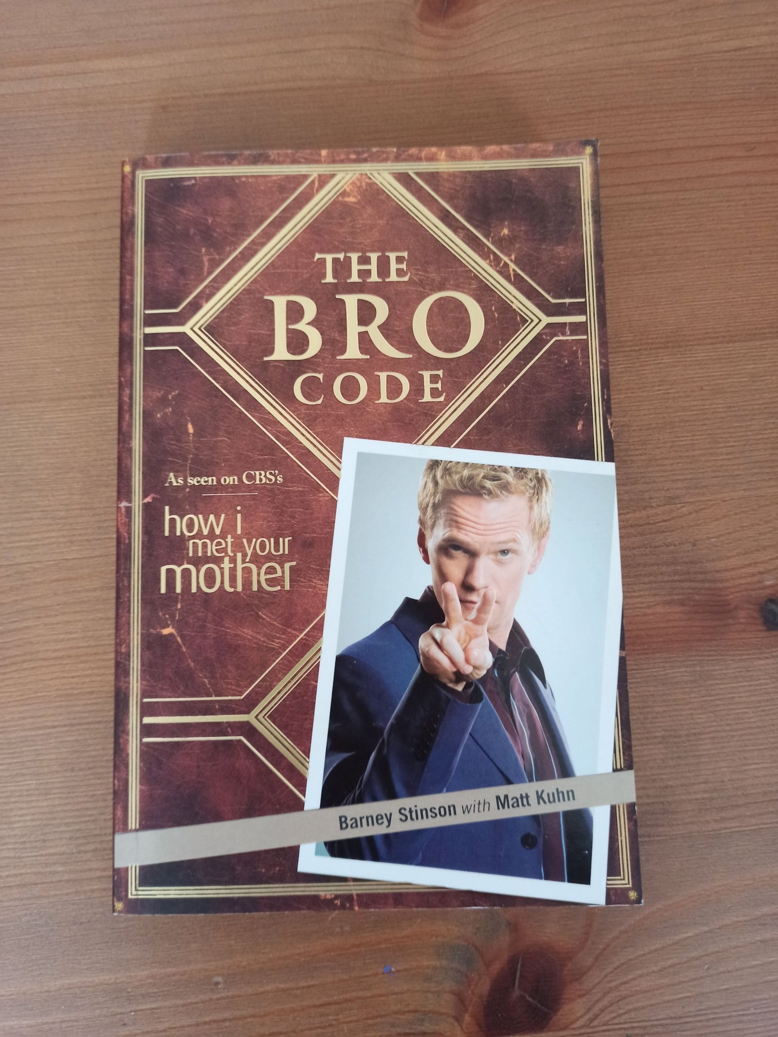 Se produkter som liknar The Bro Code - Barney Stinson på Tradera ...