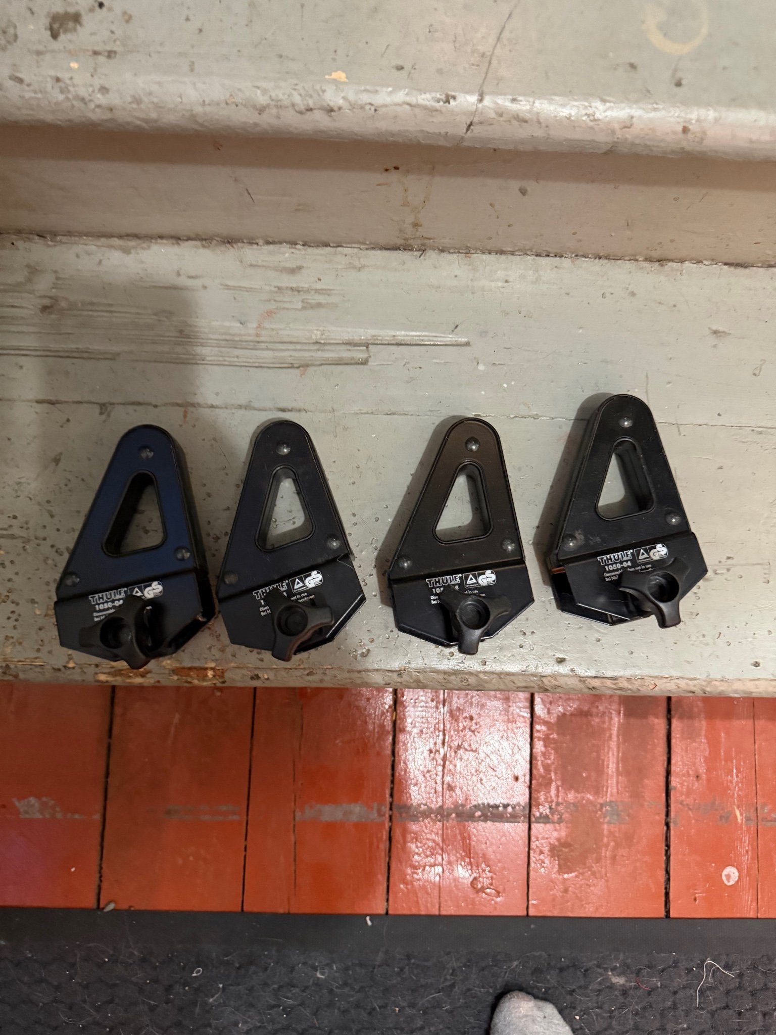Fyra Thule fästen för takräcke modell 1050-04 | Köp på Tradera (714379015)