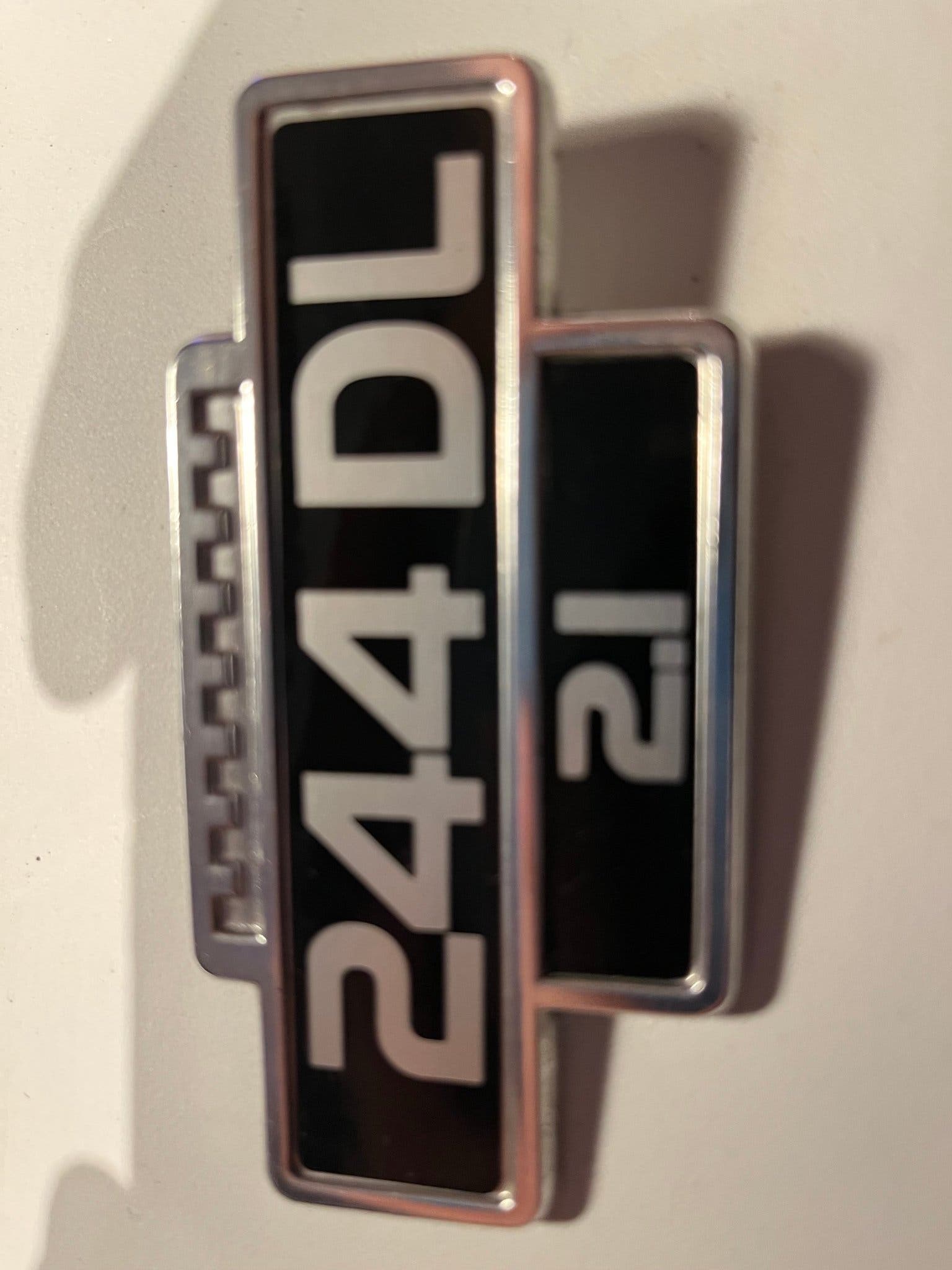 Se produkter som liknar Emblem Volvo 244 på Tradera (711515288)