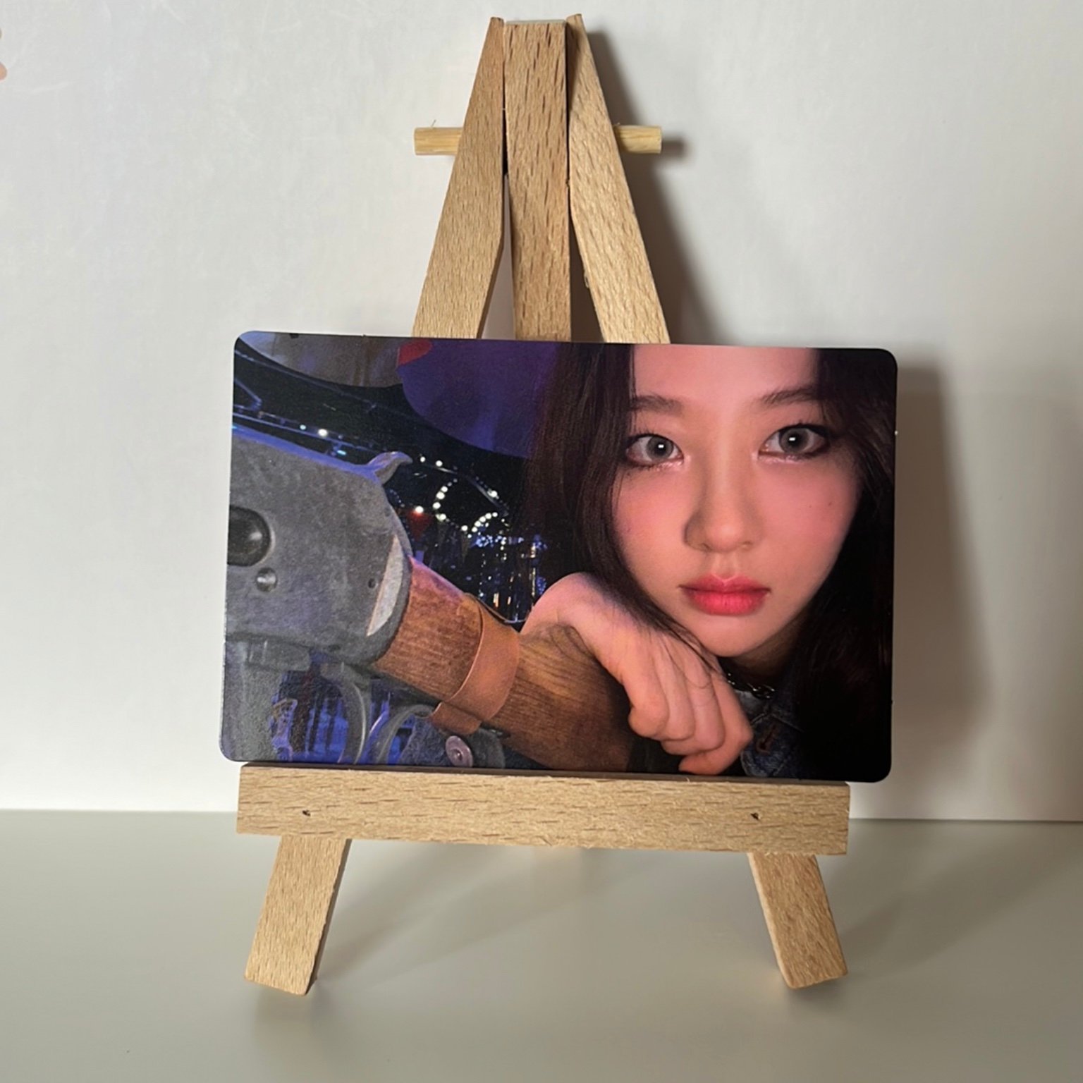 Se produkter som liknar Loona- Not friends Yves photo.. på Tradera ...