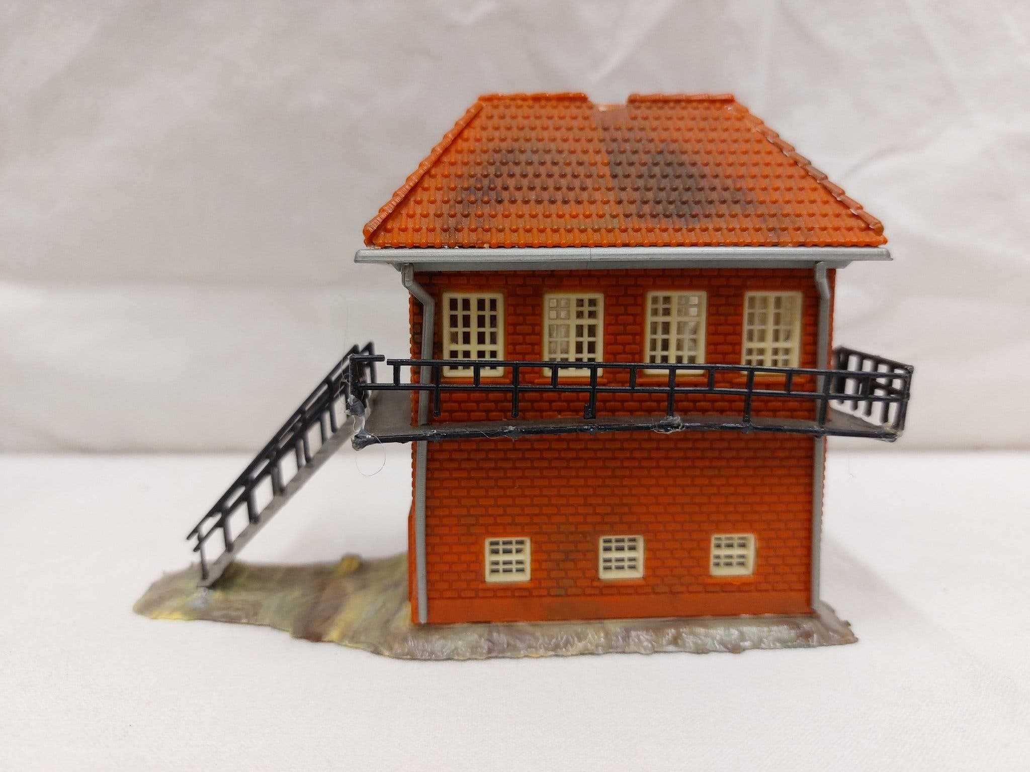 Se produkter som liknar Modellhus - Järnvägsställverk.. på Tradera ...
