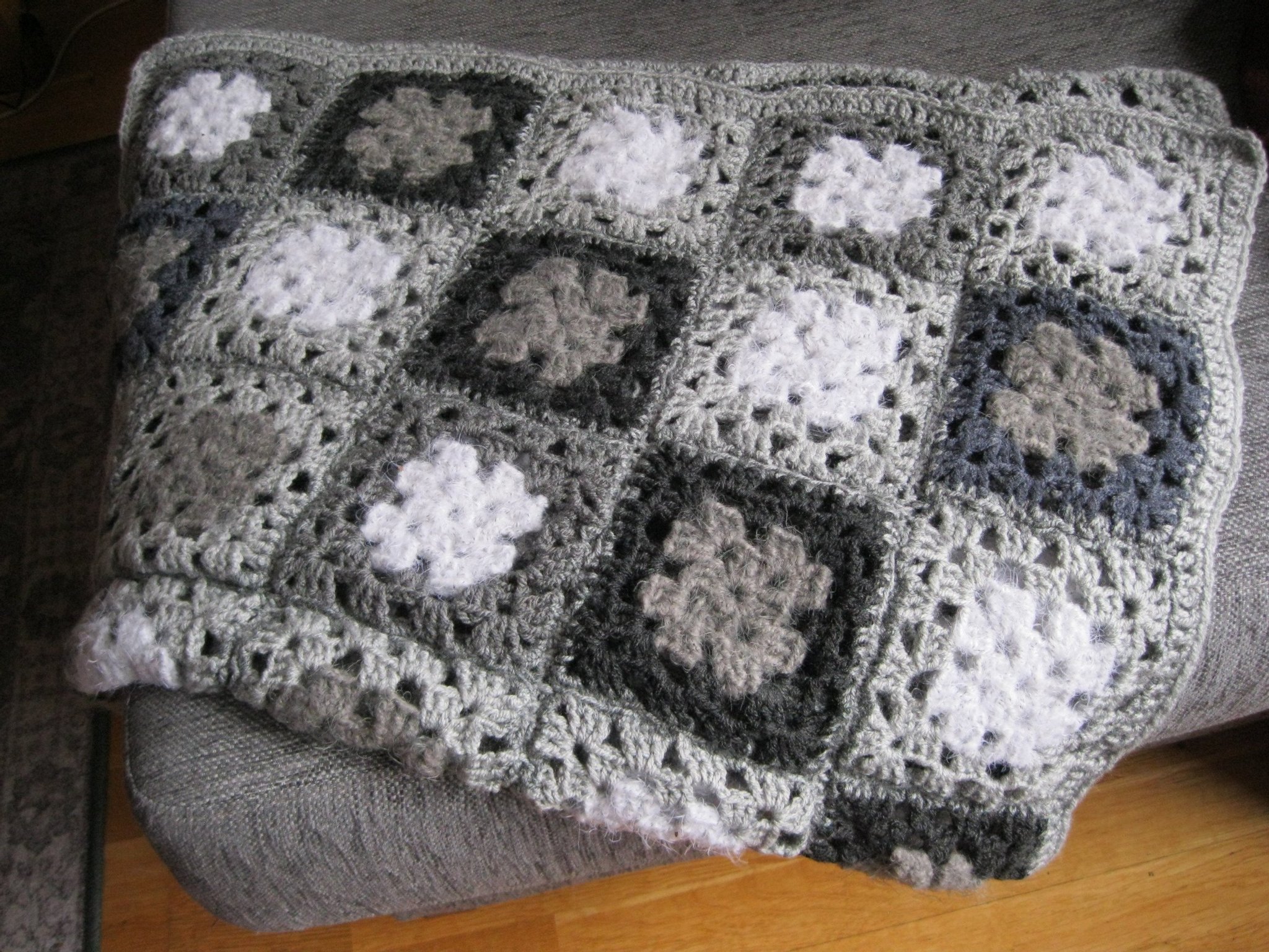 Virkad filt med mormorsrutor / Retro style | Köp på Tradera (633024951)