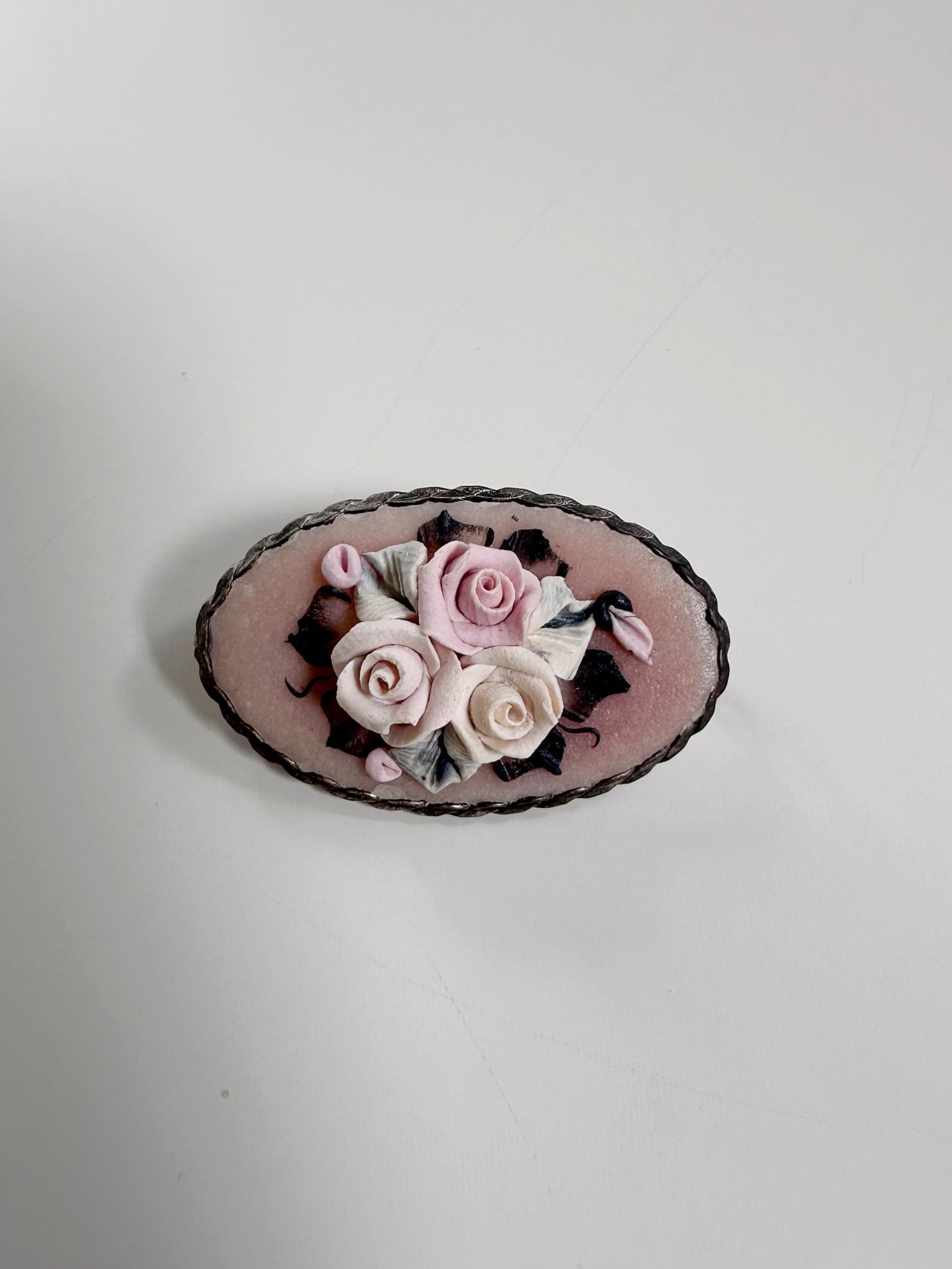 Brosch med blommor och silver/tenn färgad metall | Köp på Tradera ...