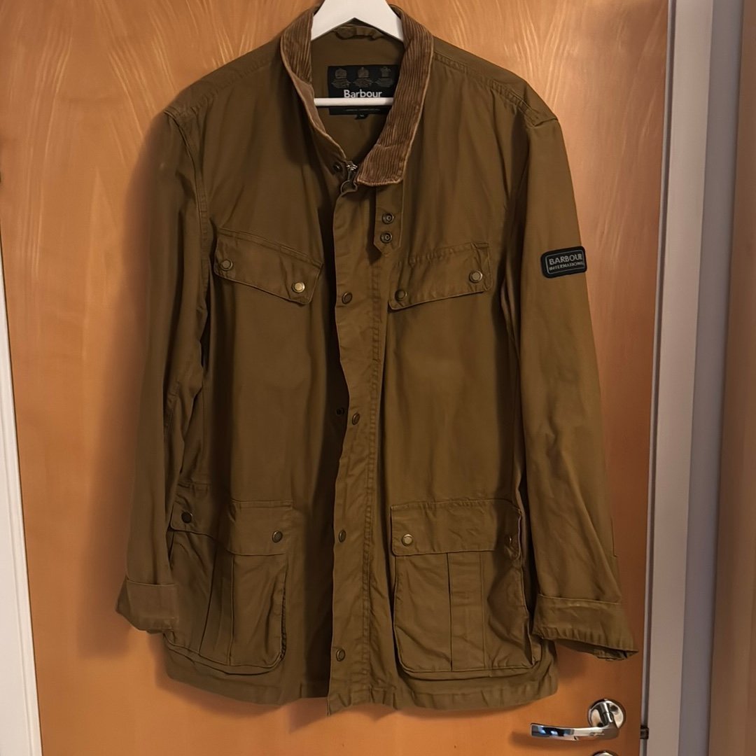 Se produkter som liknar Barbour brun jacka på Tradera (708300913)