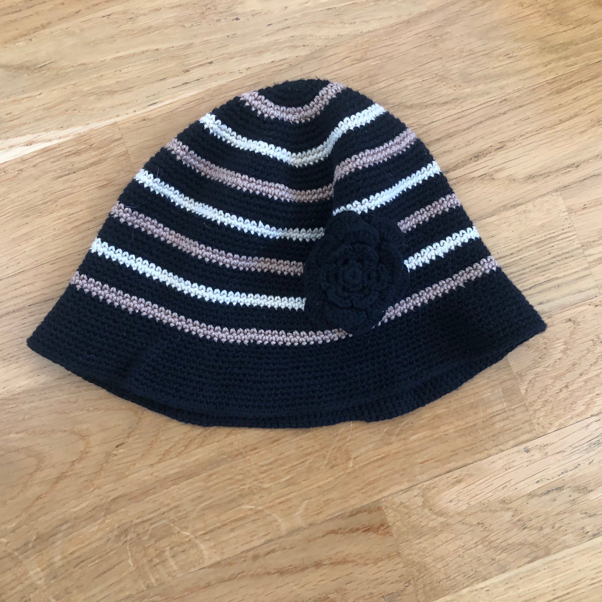 Virkad solhatt med blomma, strl ca 28 cm från s.. | Köp på Tradera ...