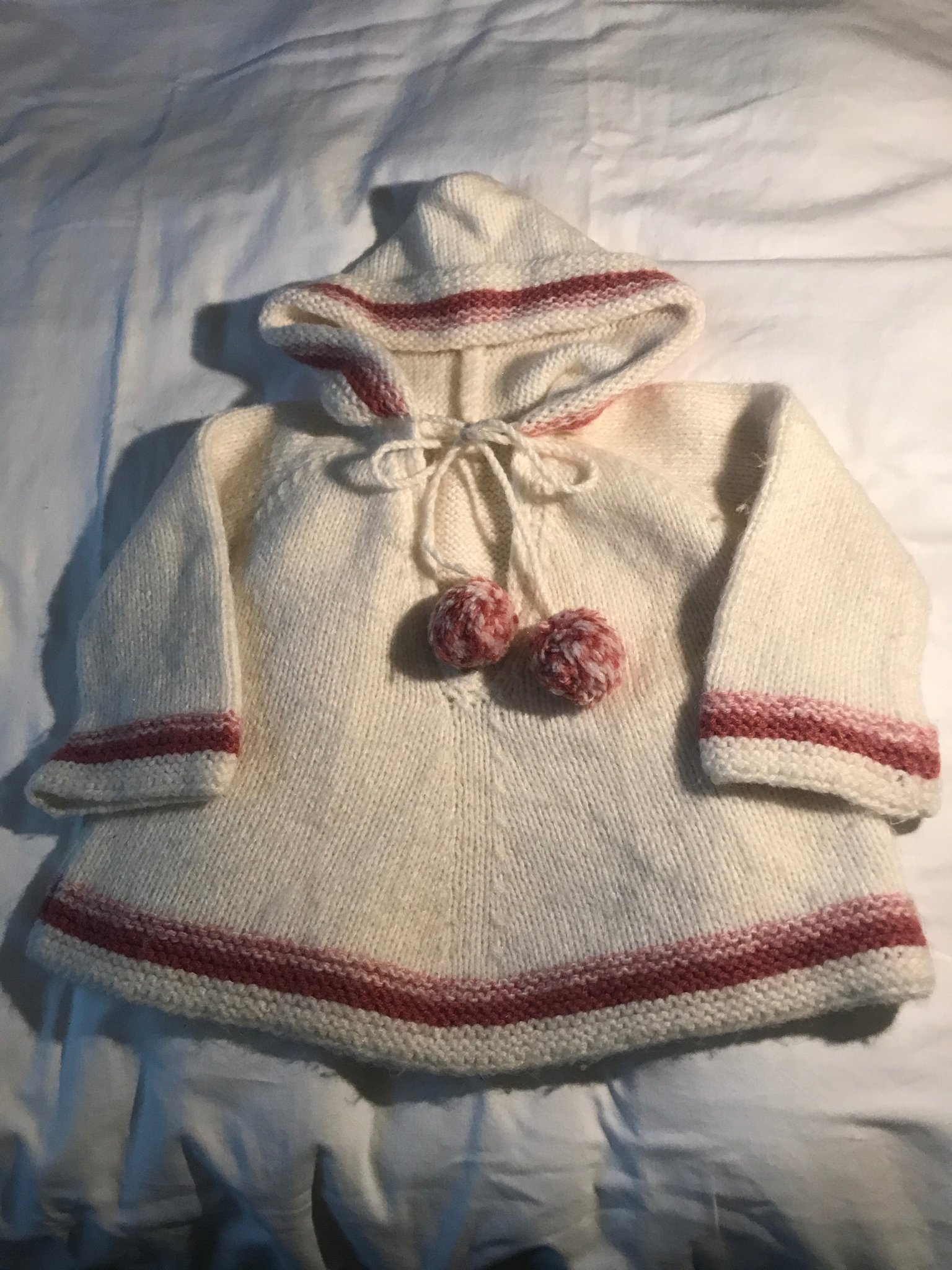 Barntröjor stickade i vitt garn med mönster i .. | Köp på Tradera ...