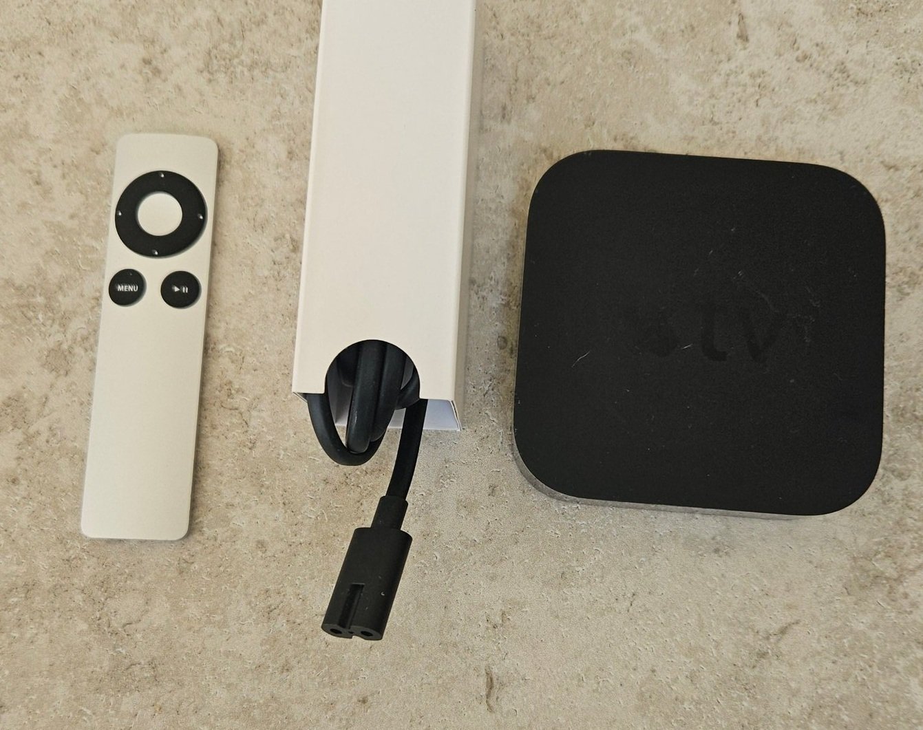 Se produkter som liknar Apple TV gen 3 fjärr,strömsla.. på Tradera ...