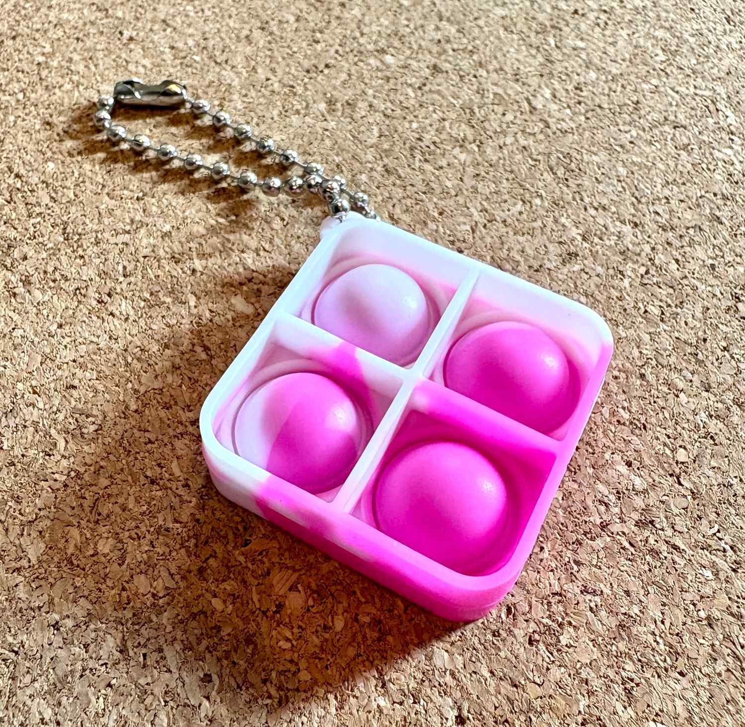NY ROSA VIT liten Pop It Fidget Toy nyckelring .. | Köp på Tradera ...