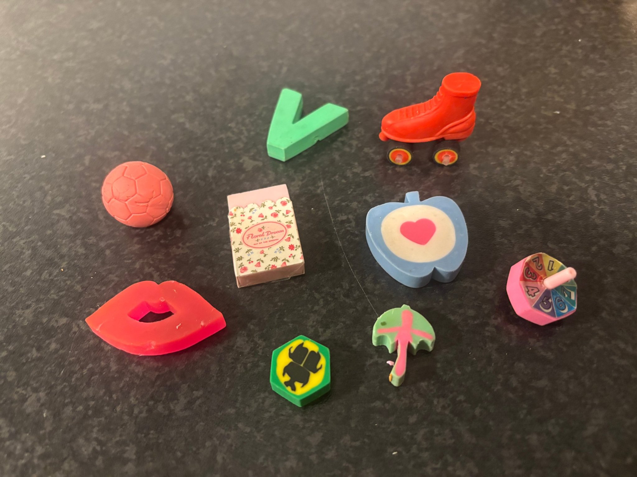 Se produkter som liknar Samlarsaker blandade sudd fot.. på Tradera ...