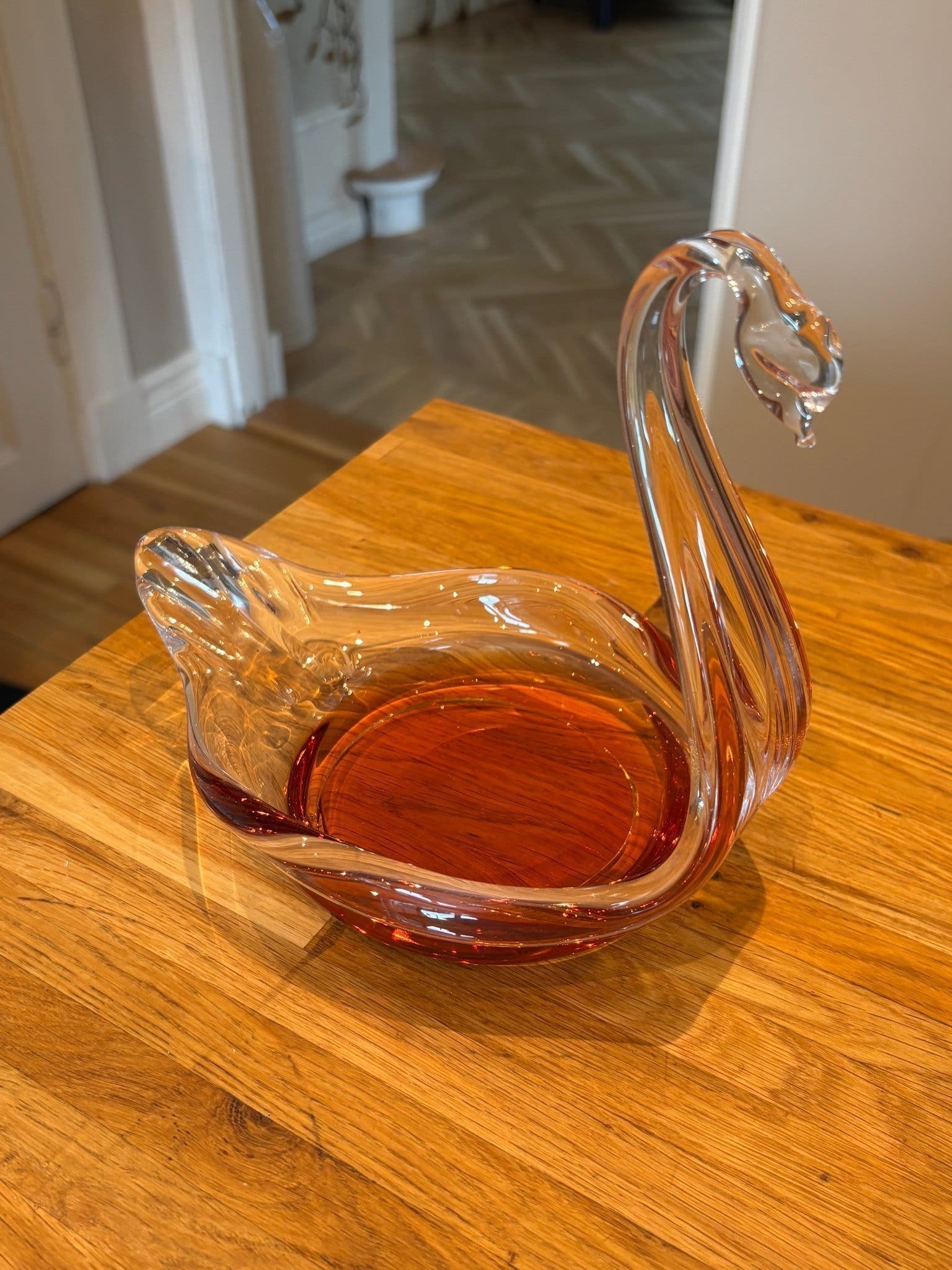 Glaskonst Stor Glasskulptur i svanform | Köp på Tradera (712775402)