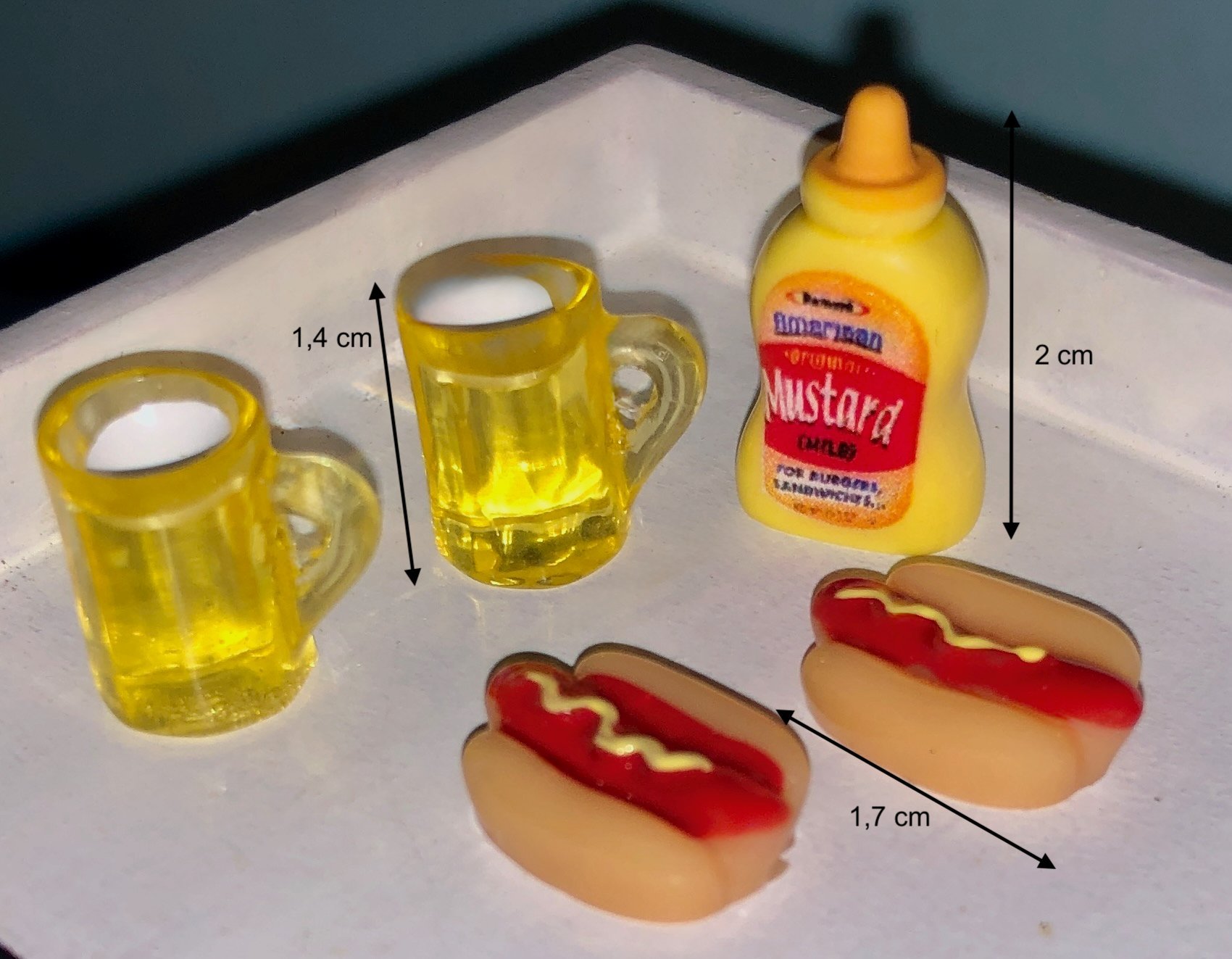 En flaska senap/2 korvar med bröd/2 ölglas/mini.. | Köp på Tradera ...