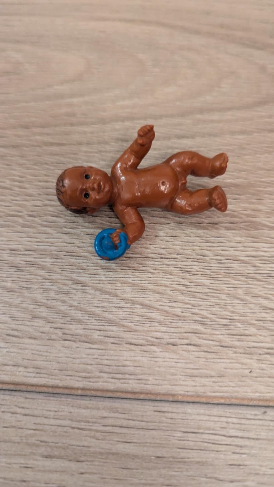 Se produkter som liknar Liten Bully Baby Figur på Tradera (694170164)