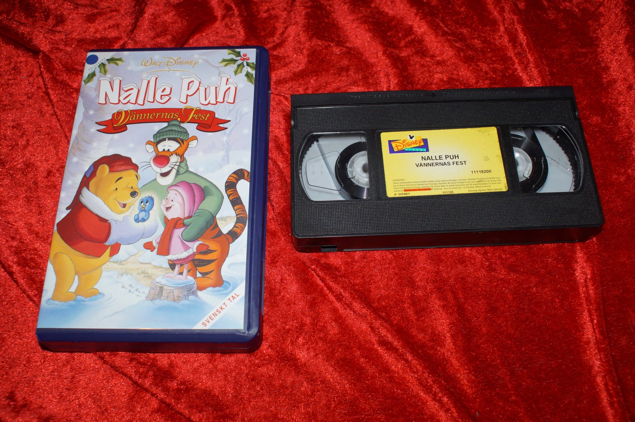 Se produkter som liknar VHS FILM NALLE PUH VÄNNERNAS .. på Tradera ...