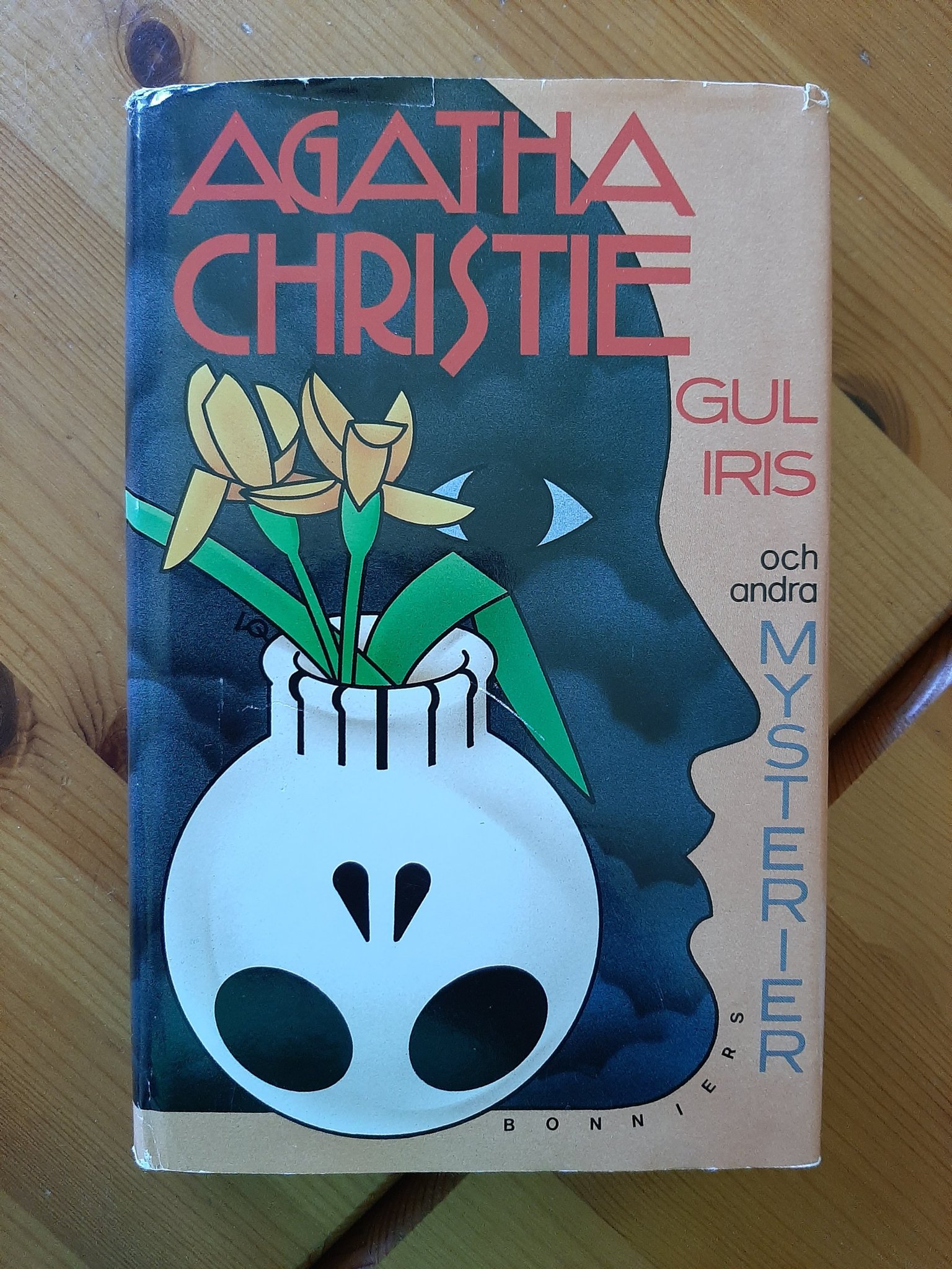 Se Produkter Som Liknar Agatha Christie Gul Iris Och På Tradera 561817694