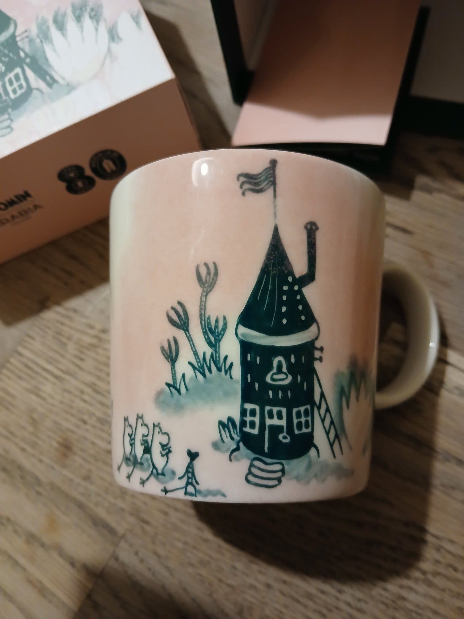 Mumin Jubileumsmugg 80 år Moomin Arabia | Köp på Tradera (668608826)
