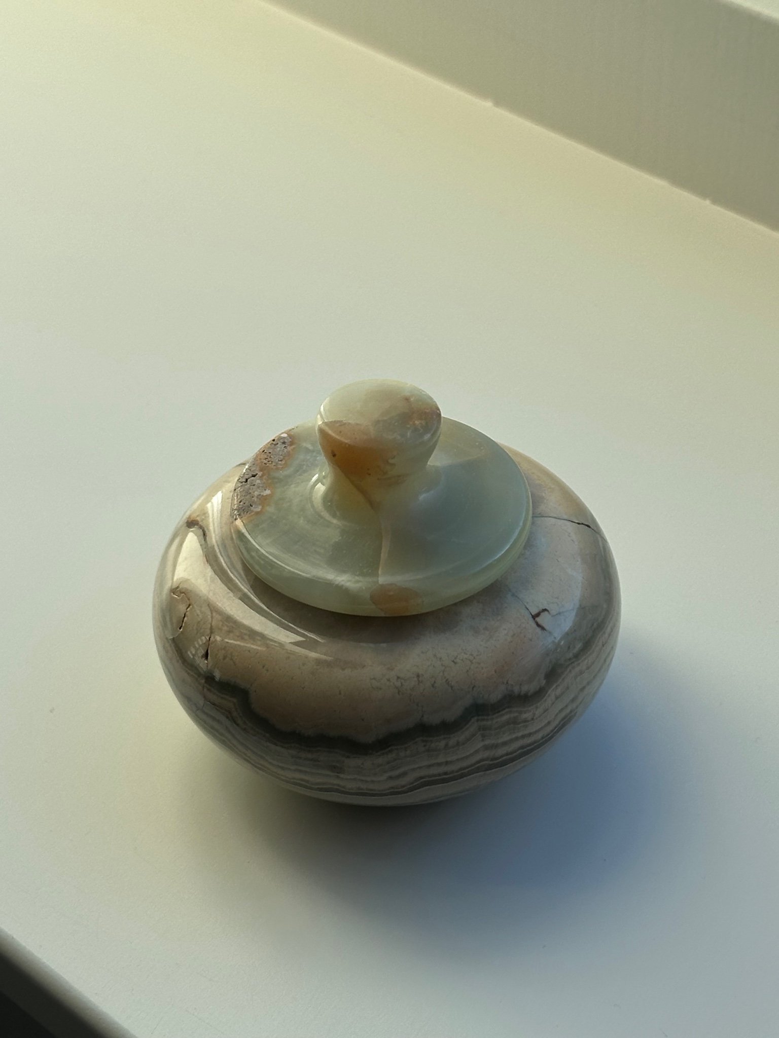 Dekorativ burk i onyxmarmor med lock | Köp på Tradera (711148550)