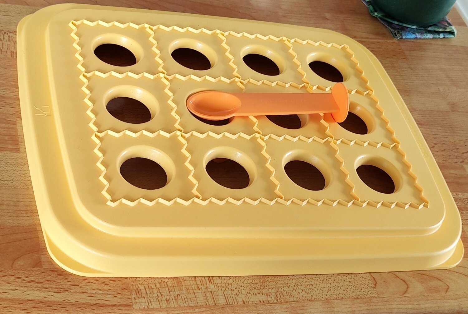 Se produkter som liknar TUPPERWARE RAVIOLI MAKER på Tradera (587652900)