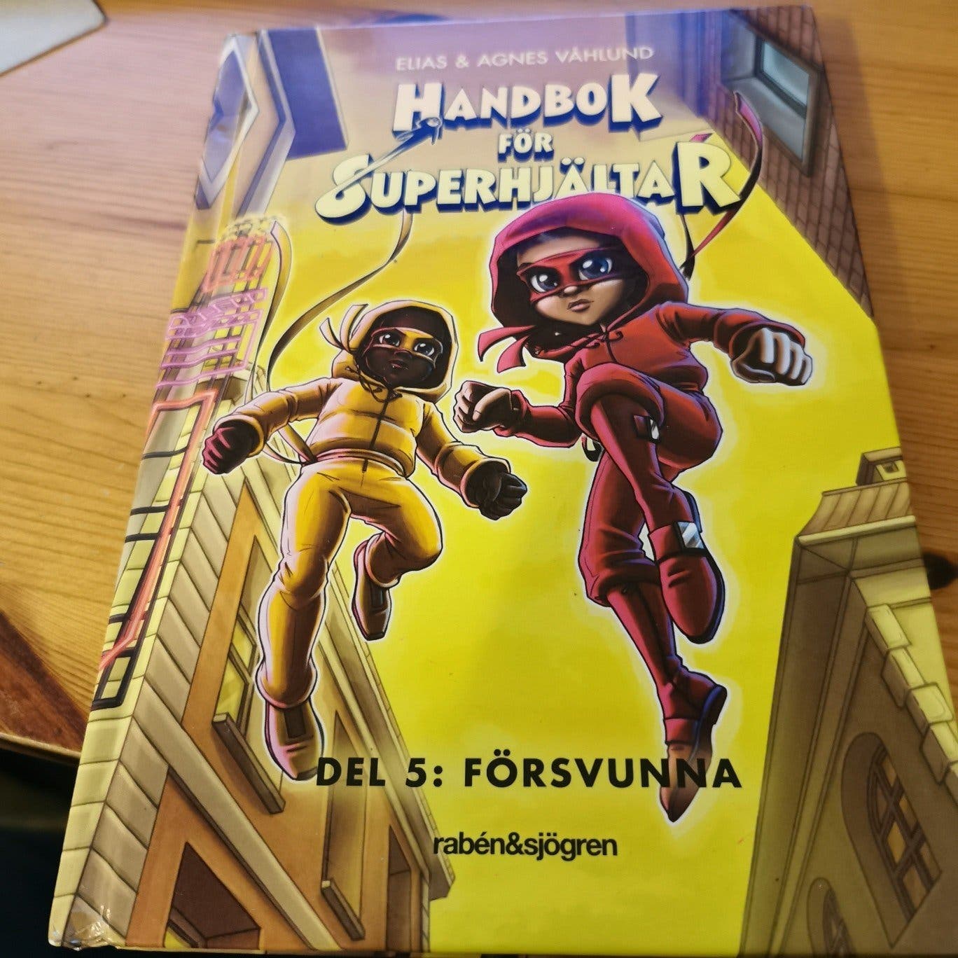 Se produkter som liknar Handbok för superhjältar Del .. på Tradera ...