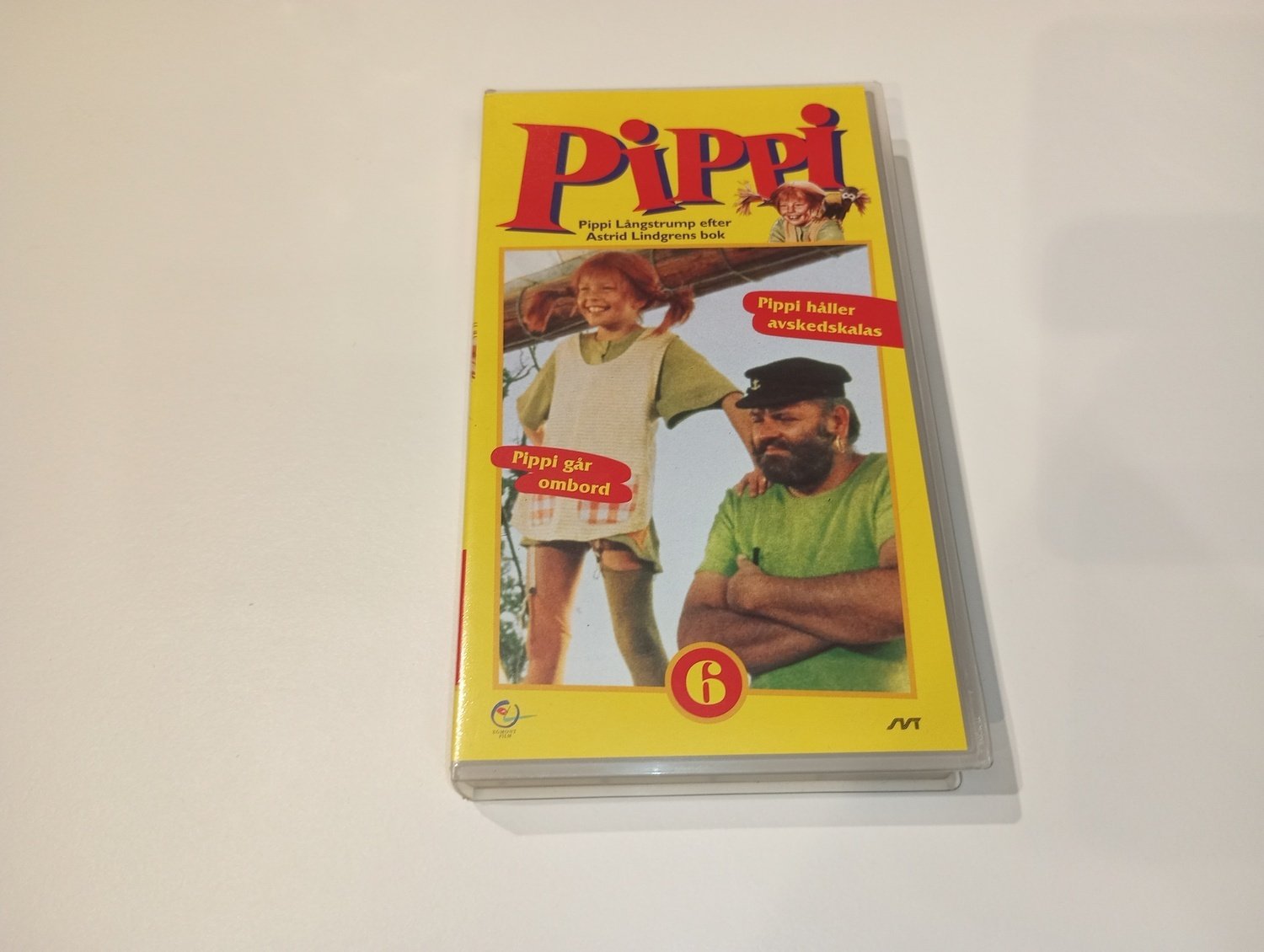 Se produkter som liknar Astrid Lindgren Pippi håller .. på Tradera ...