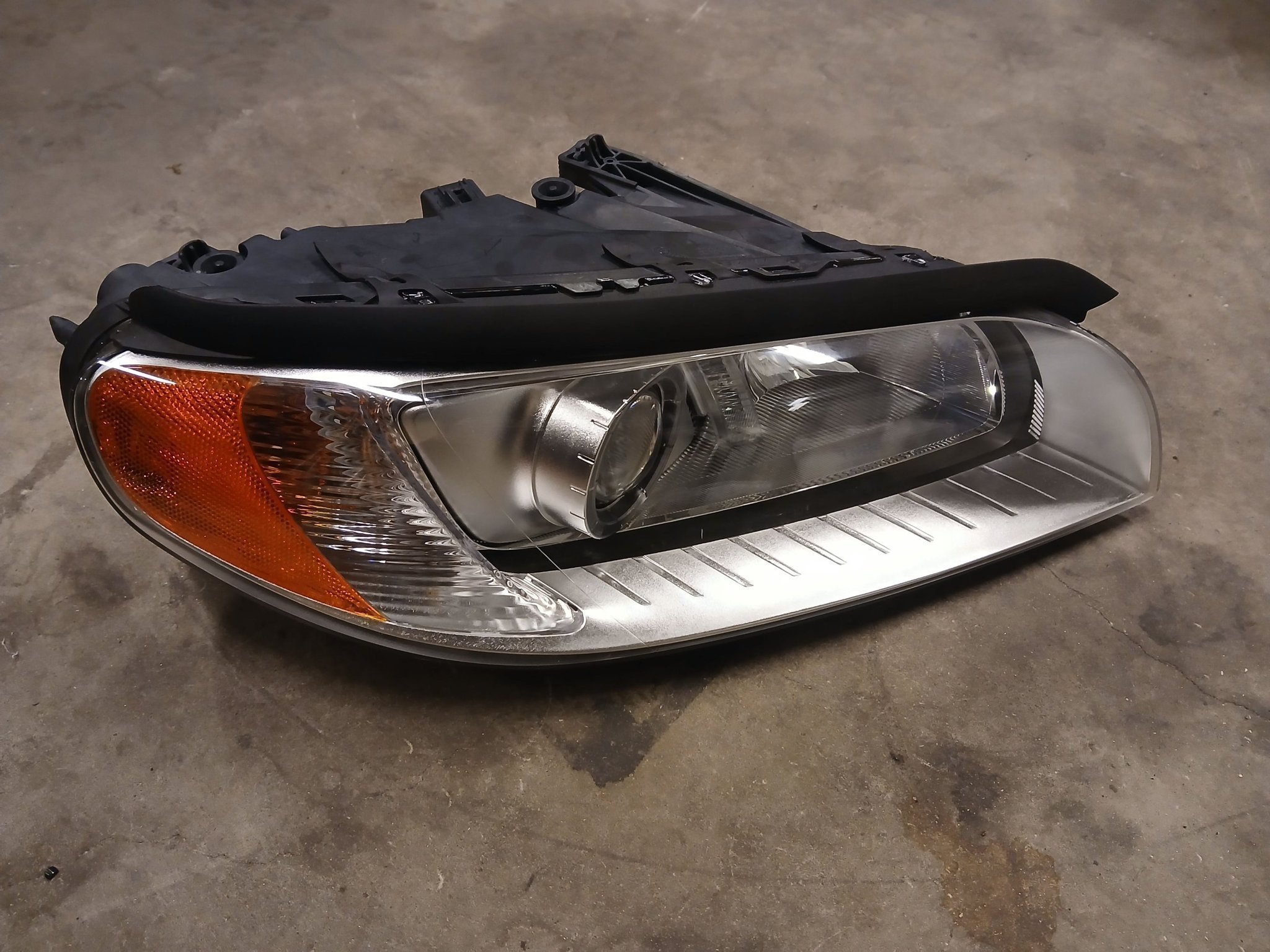 Volvo Strålkastare Höger V70 XC70 II NOS | Köp på Tradera (694633515)