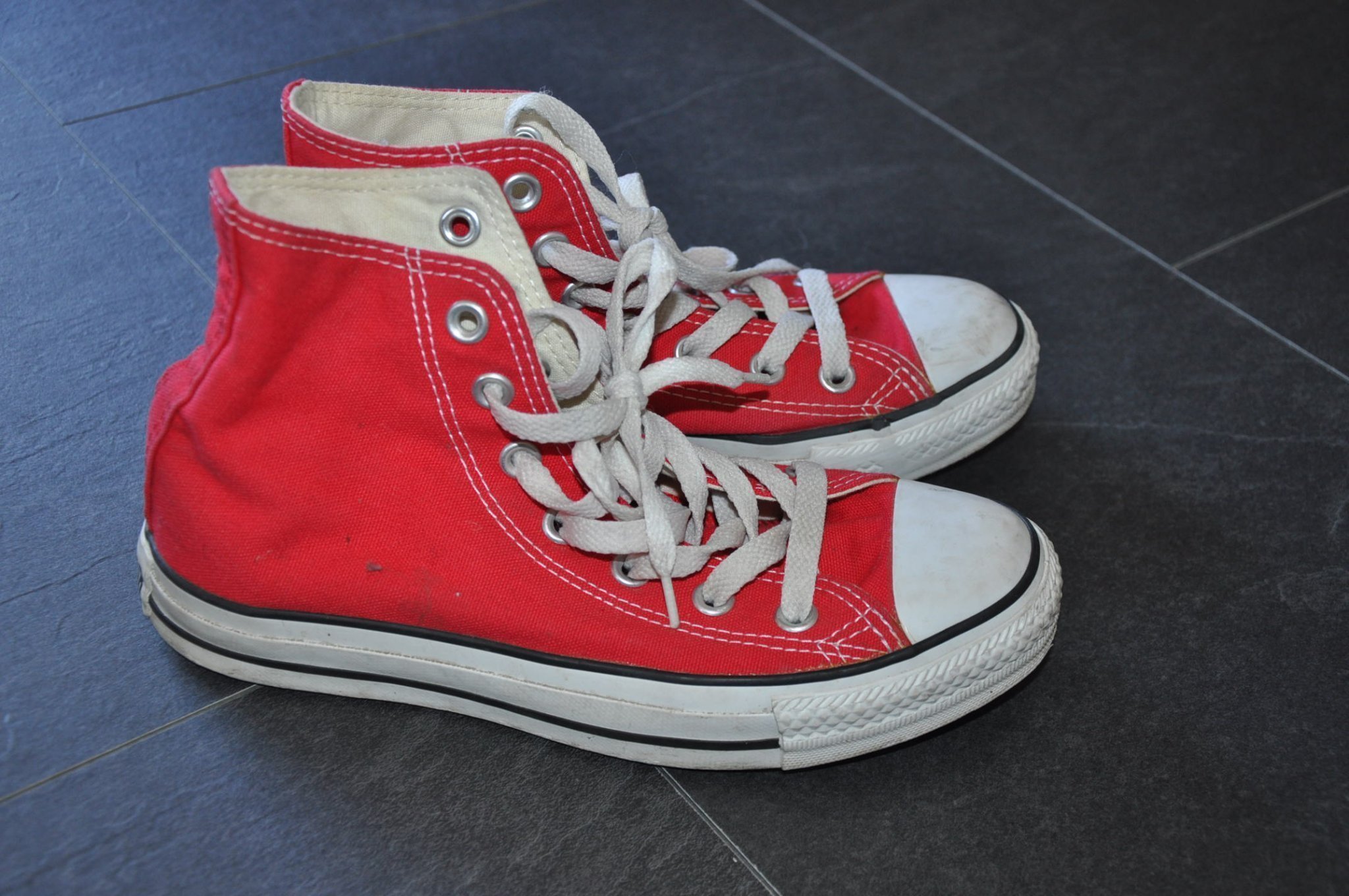 Röda Converse skor. Storl 36.5. Fint skick! (413519740) ᐈ Köp på Tradera