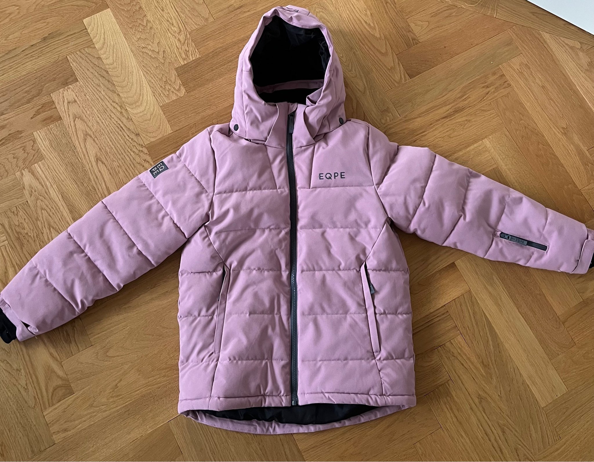 Se produkter som liknar EQPE rosa jacka skidjacka vin.. på Tradera ...