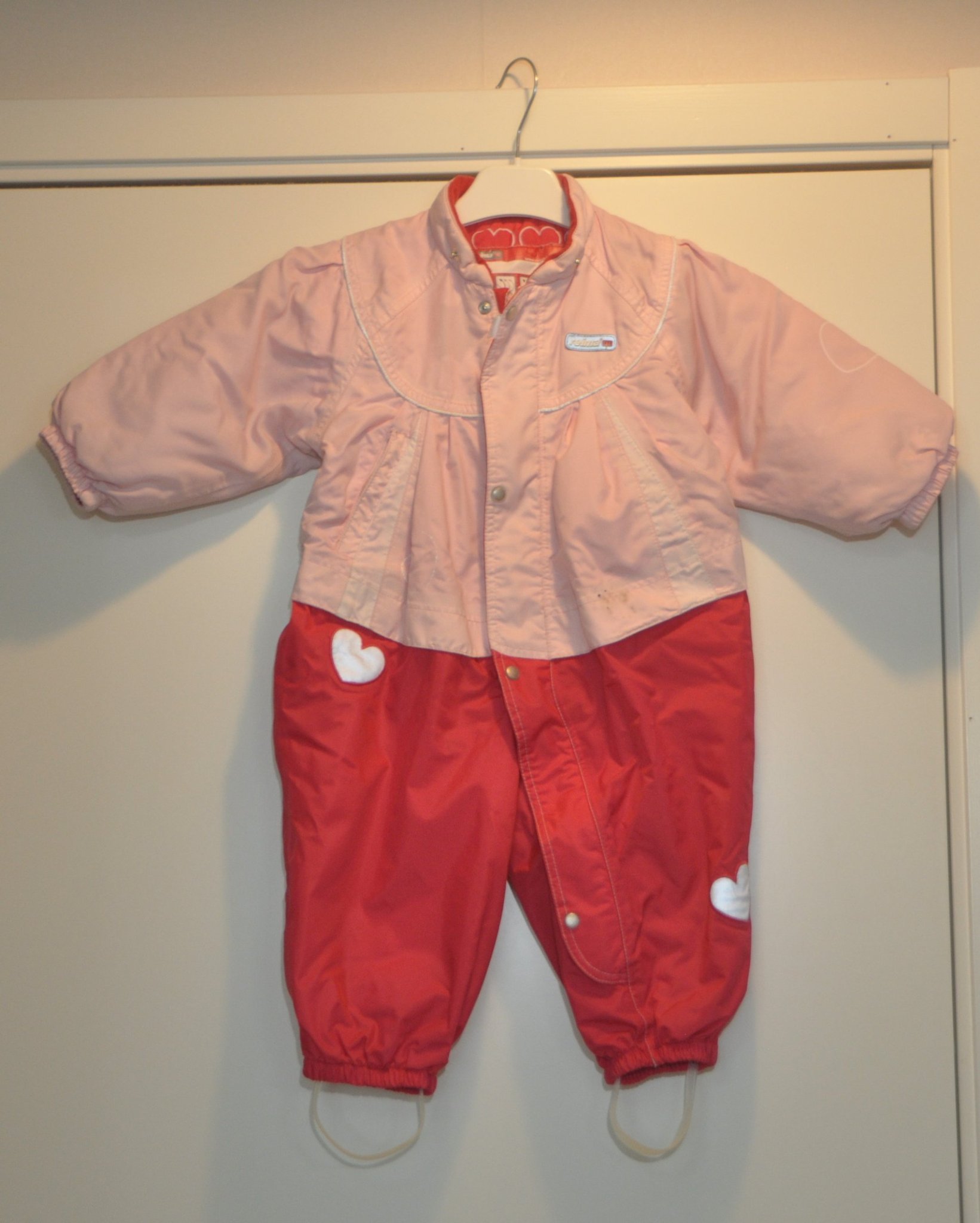 Se produkter som liknar Rosa röd overall stl 80 på Tradera (714072625)