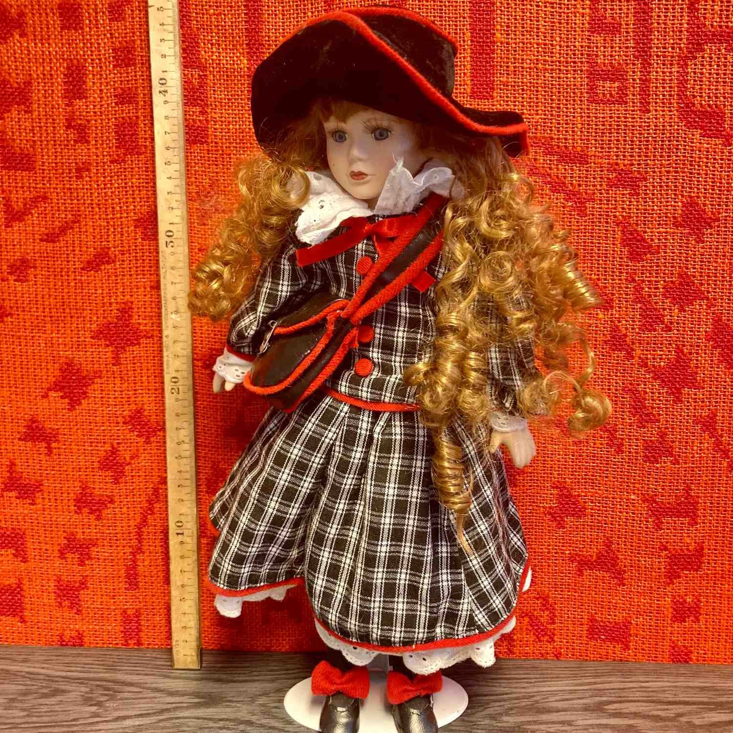Vacker porslinsdocka i klänning.. | Köp från tantensmix på Tradera ...