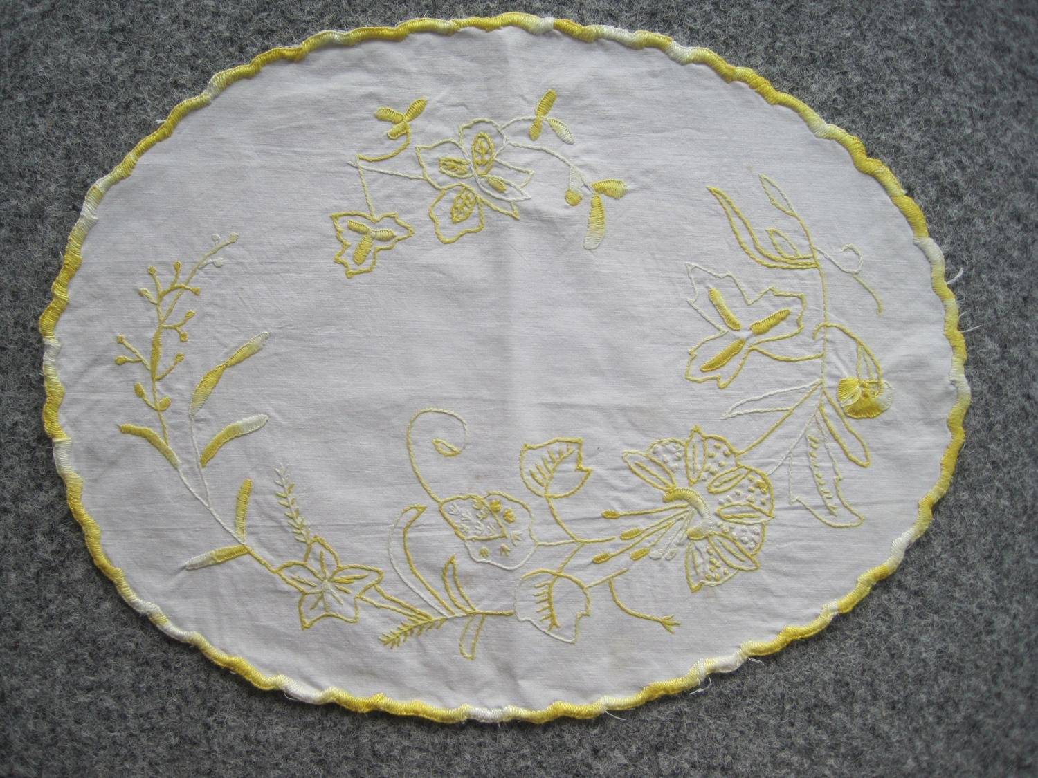 Broderad Oval Duk Brickduk Vit Gul | Köp på Tradera (645704936)