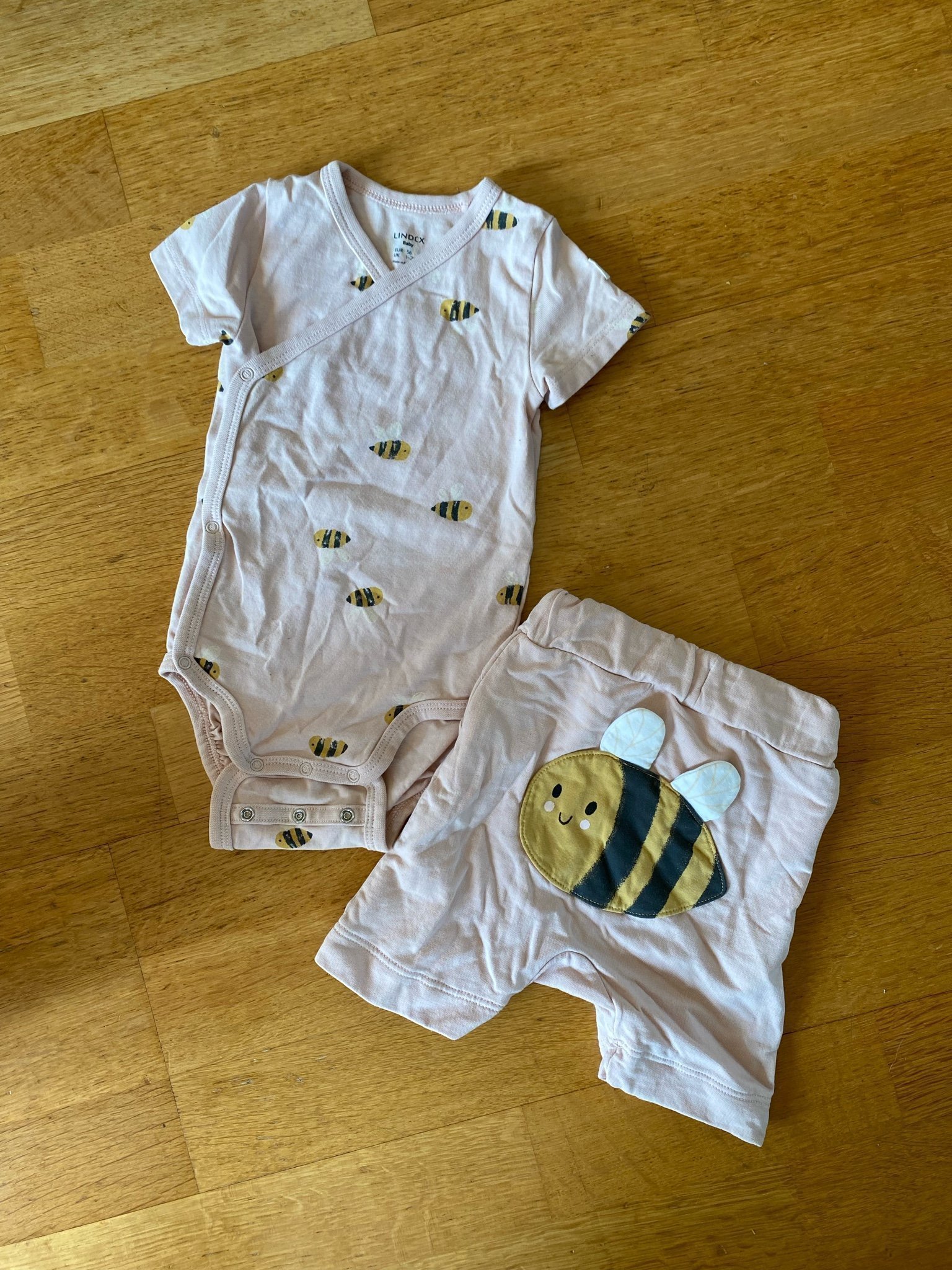 Se produkter som liknar Set med humlor 56 bebis somma.. på Tradera ...