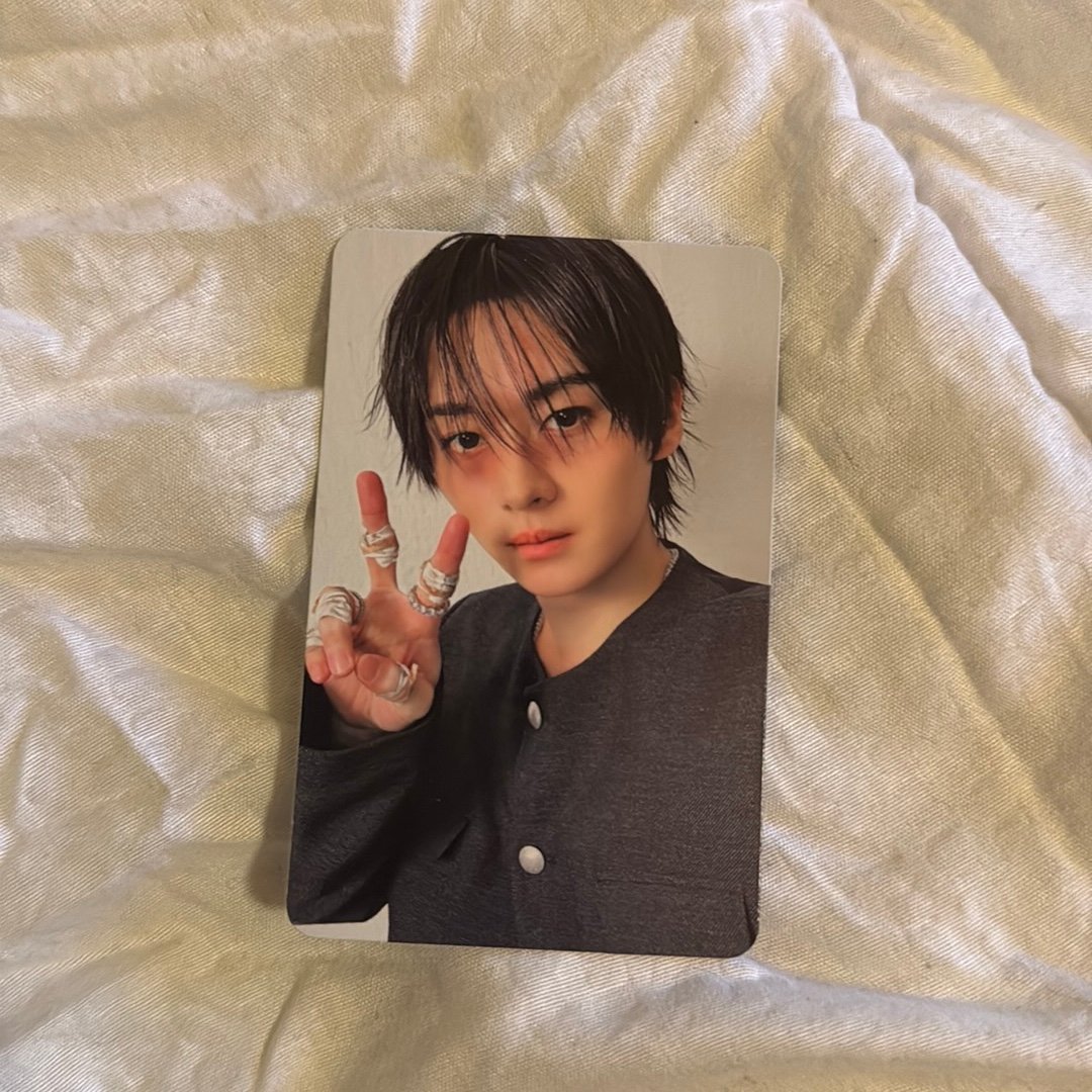 Se produkter som liknar Stray Kids Lee Know KARMA pho.. på Tradera ...