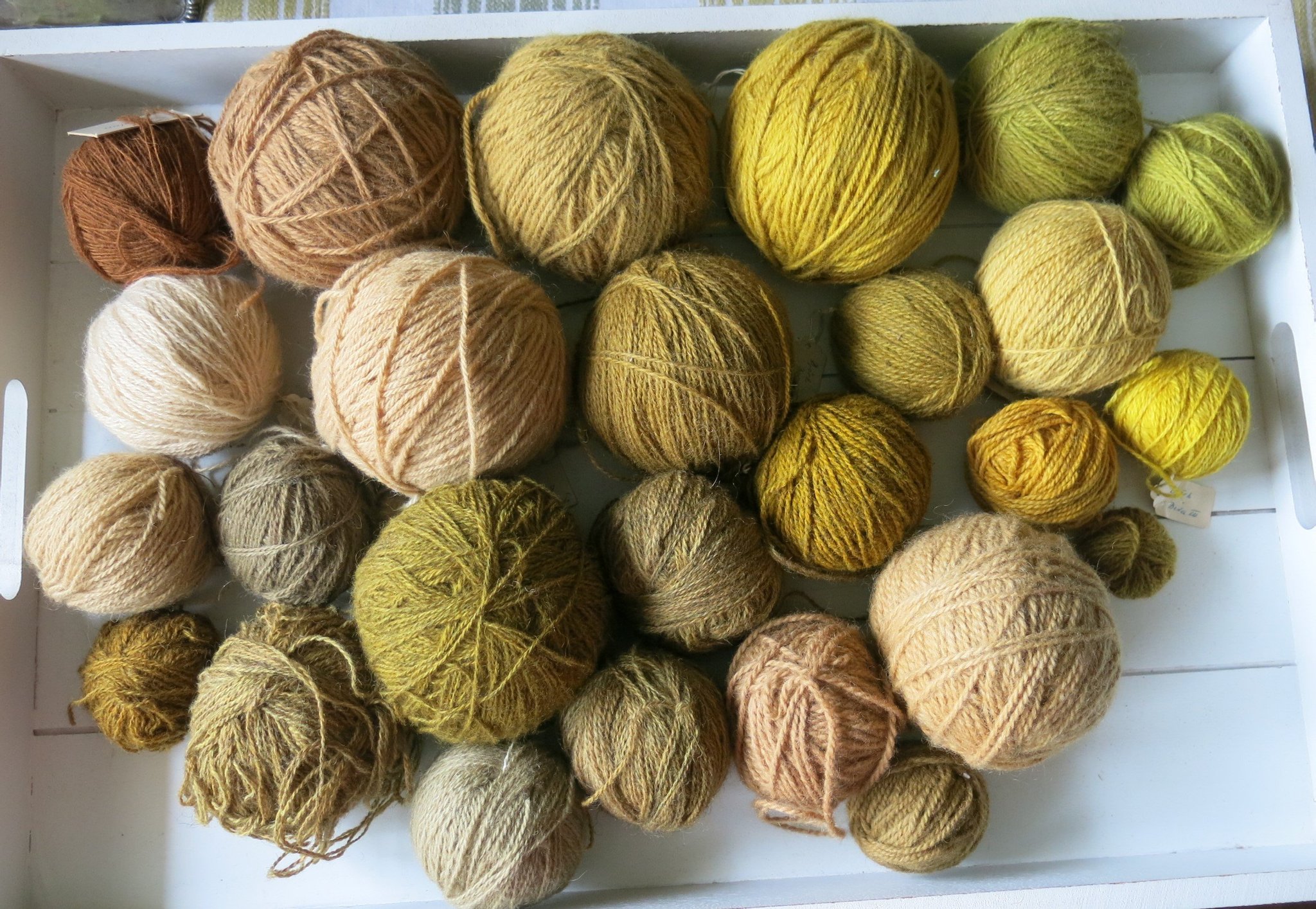 Parti VÄXTFÄRGAT GARN i nystan – ca 1200 g – 1- 2 och 3-trådigt LÄS MER