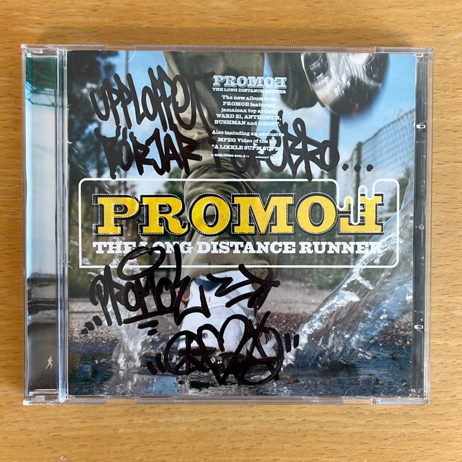 Promoe The Long Distance Runner SIGNERAD autogr.. | Köp på Tradera ...