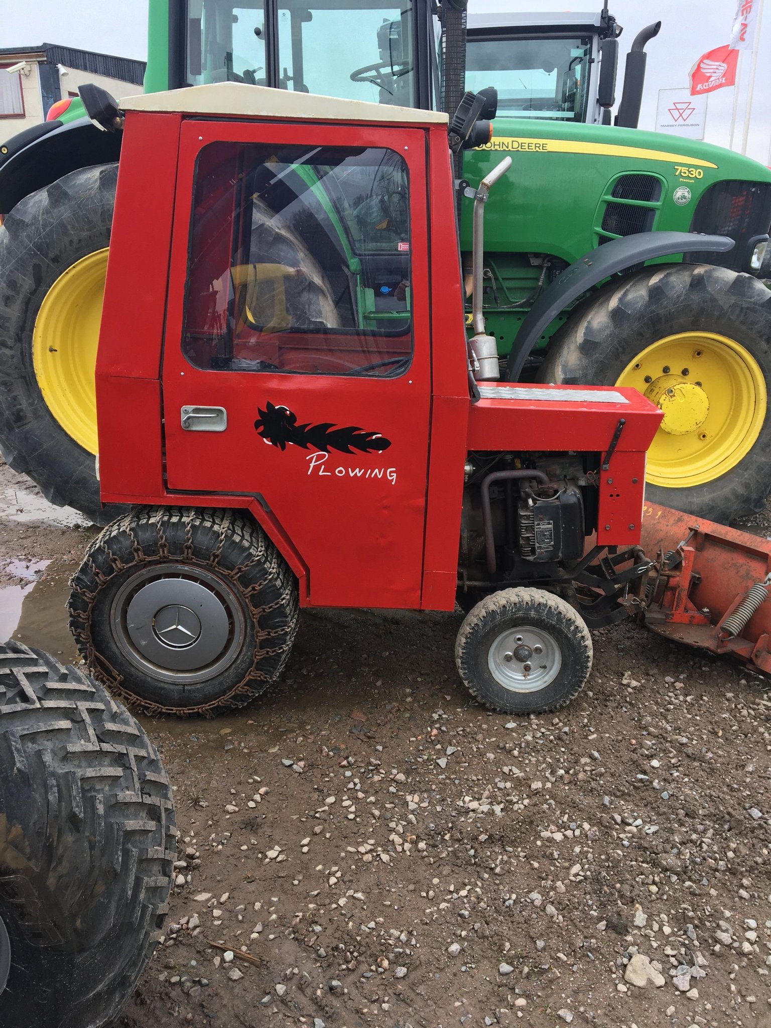 Se produkter som liknar Traktor med plog Hako 2000V på Tradera (693885001)