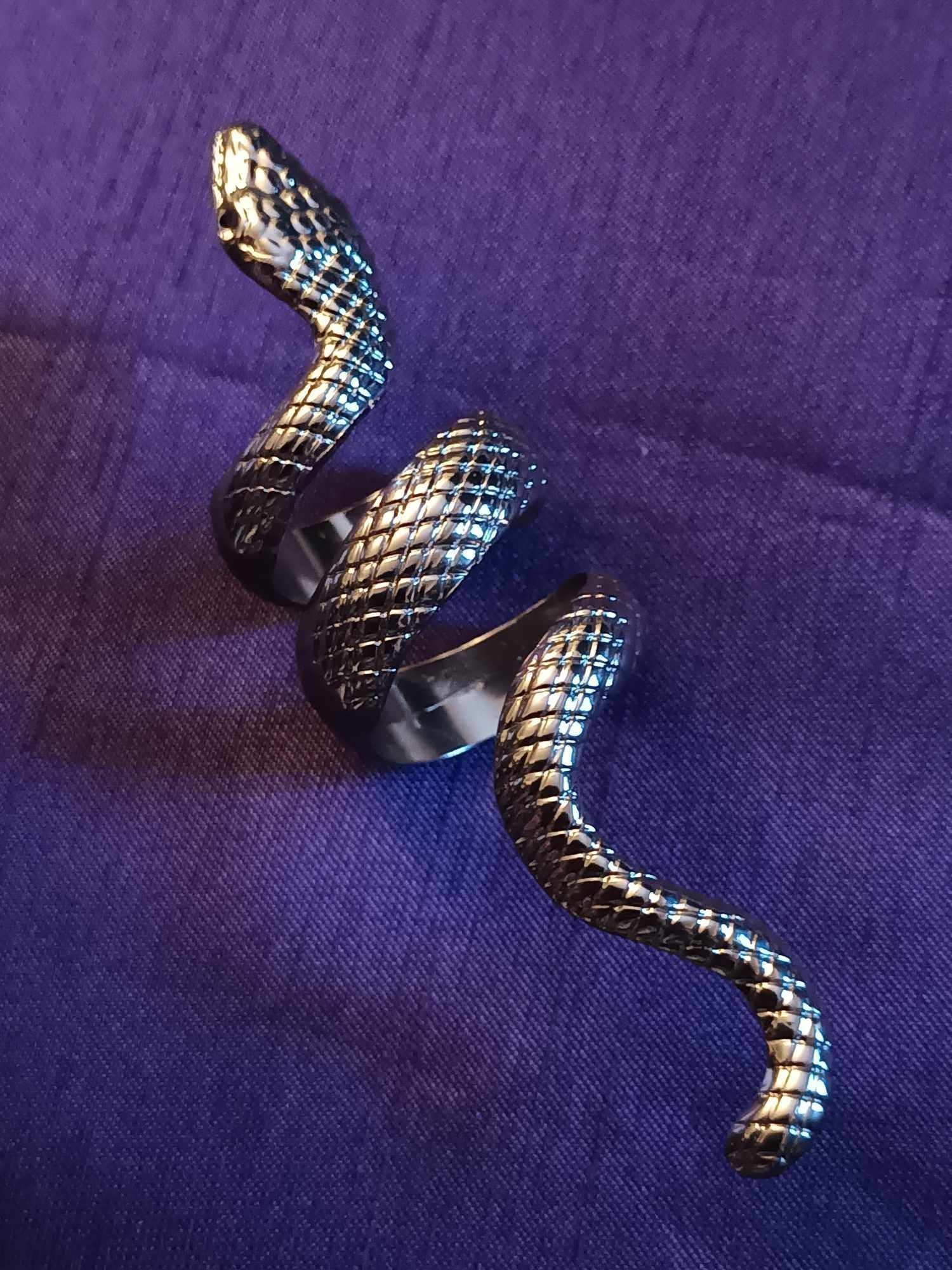 Silvrig stor ring med orm goth gothic metal roc.. | Köp på Tradera ...