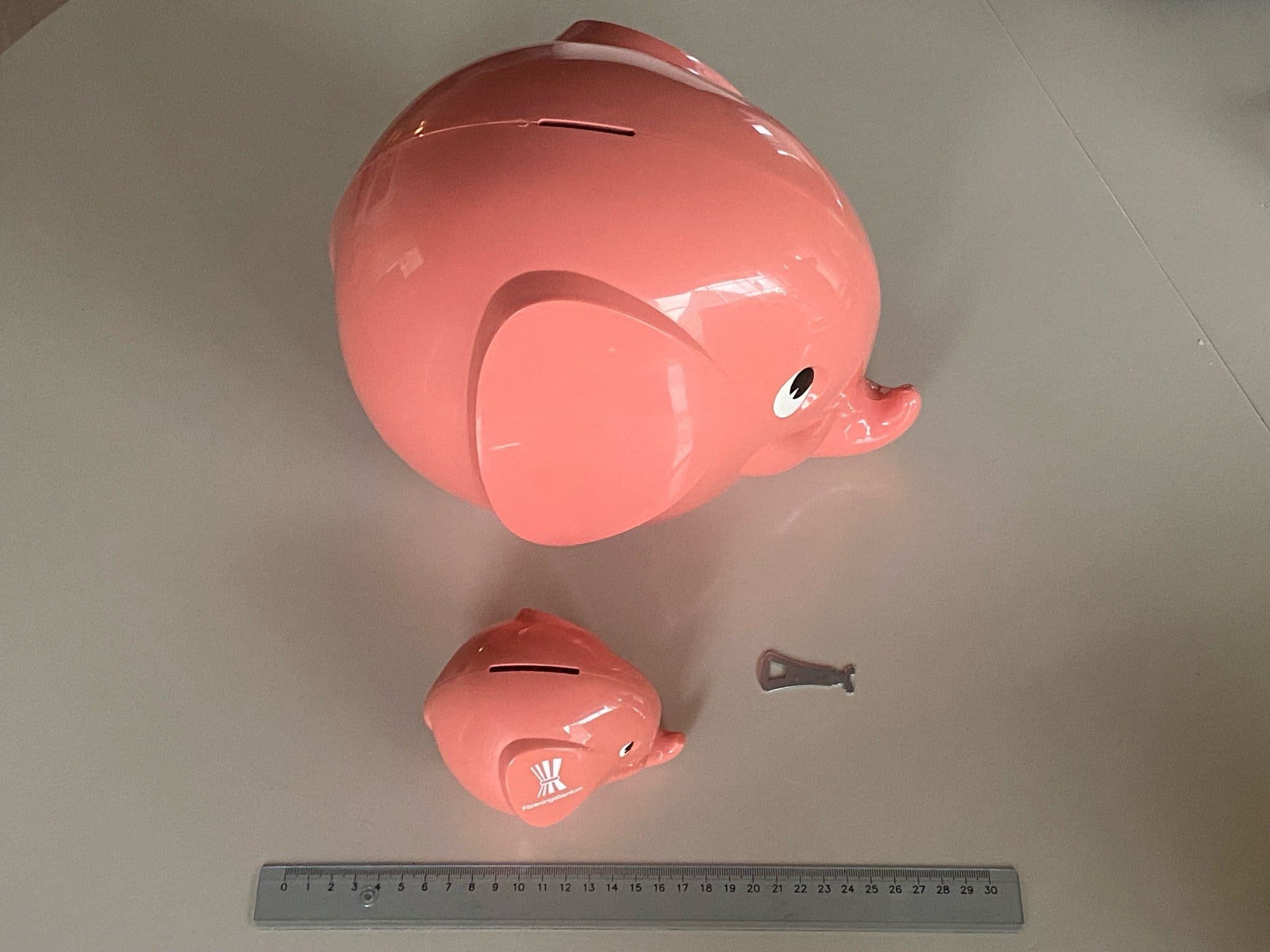 Se produkter som liknar Rosa Elefant Spargris - Fören.. på Tradera ...