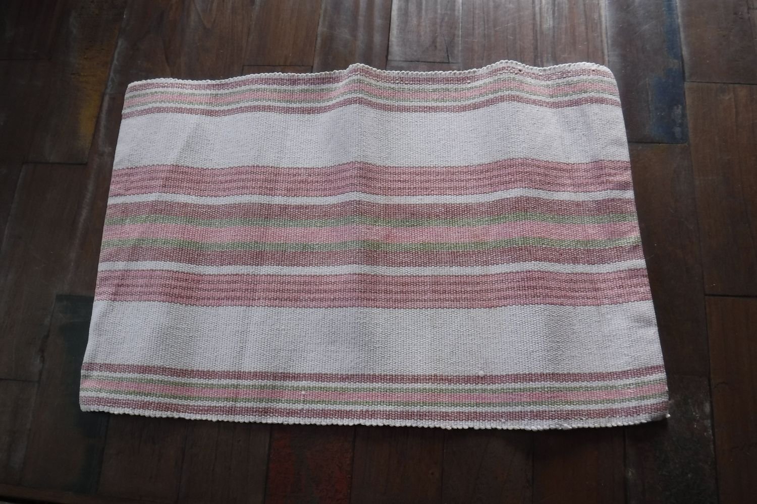 Mindre randig löpare i rosa och vitt | Köp på Tradera (677413762)