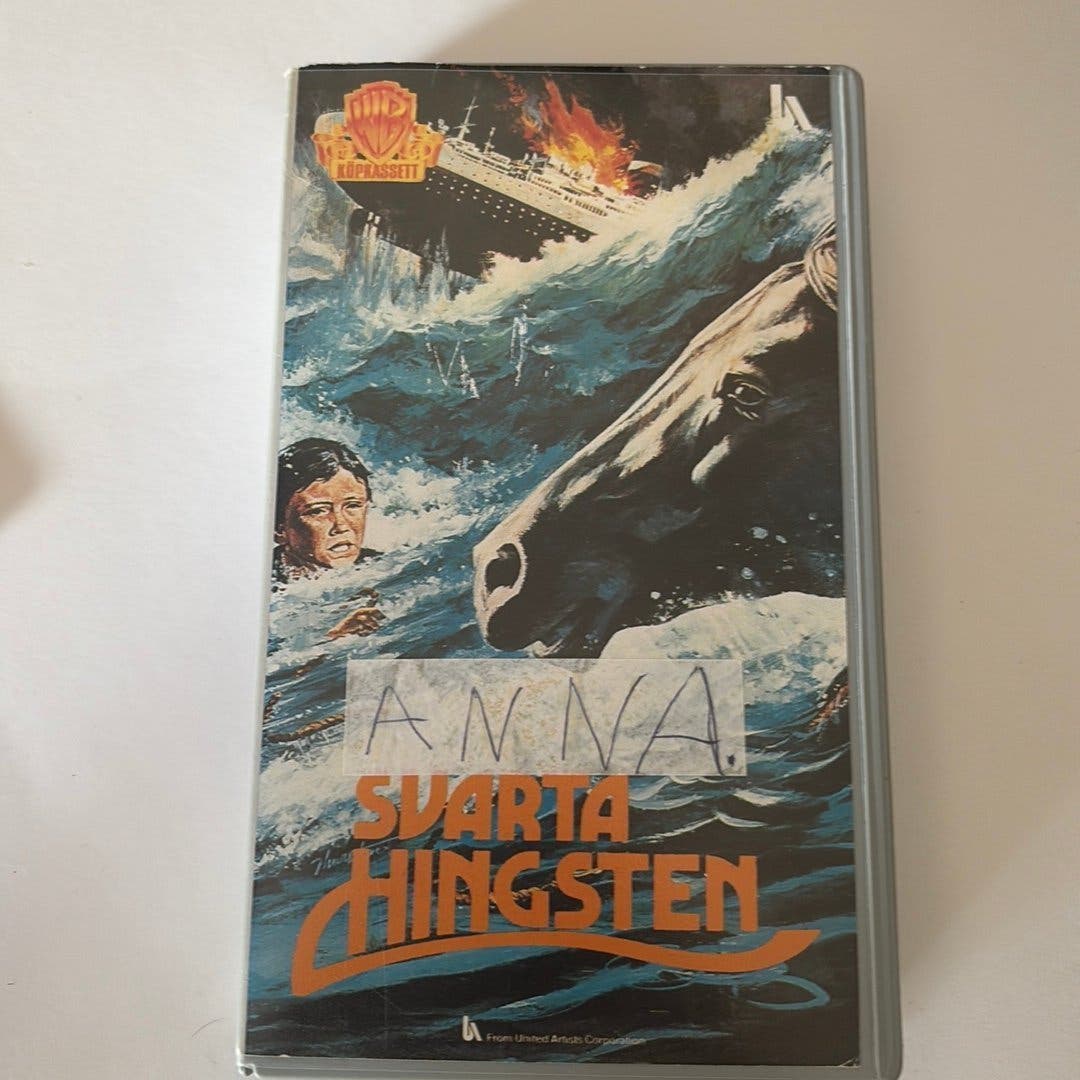 Se produkter som liknar Svarta Hingsten VHS på Tradera (689742128)