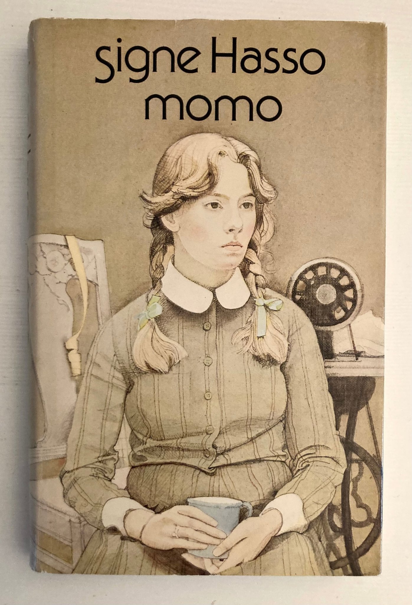 Se produkter som liknar Momo av Signe Hasso. Debutrom.. på Tradera ...